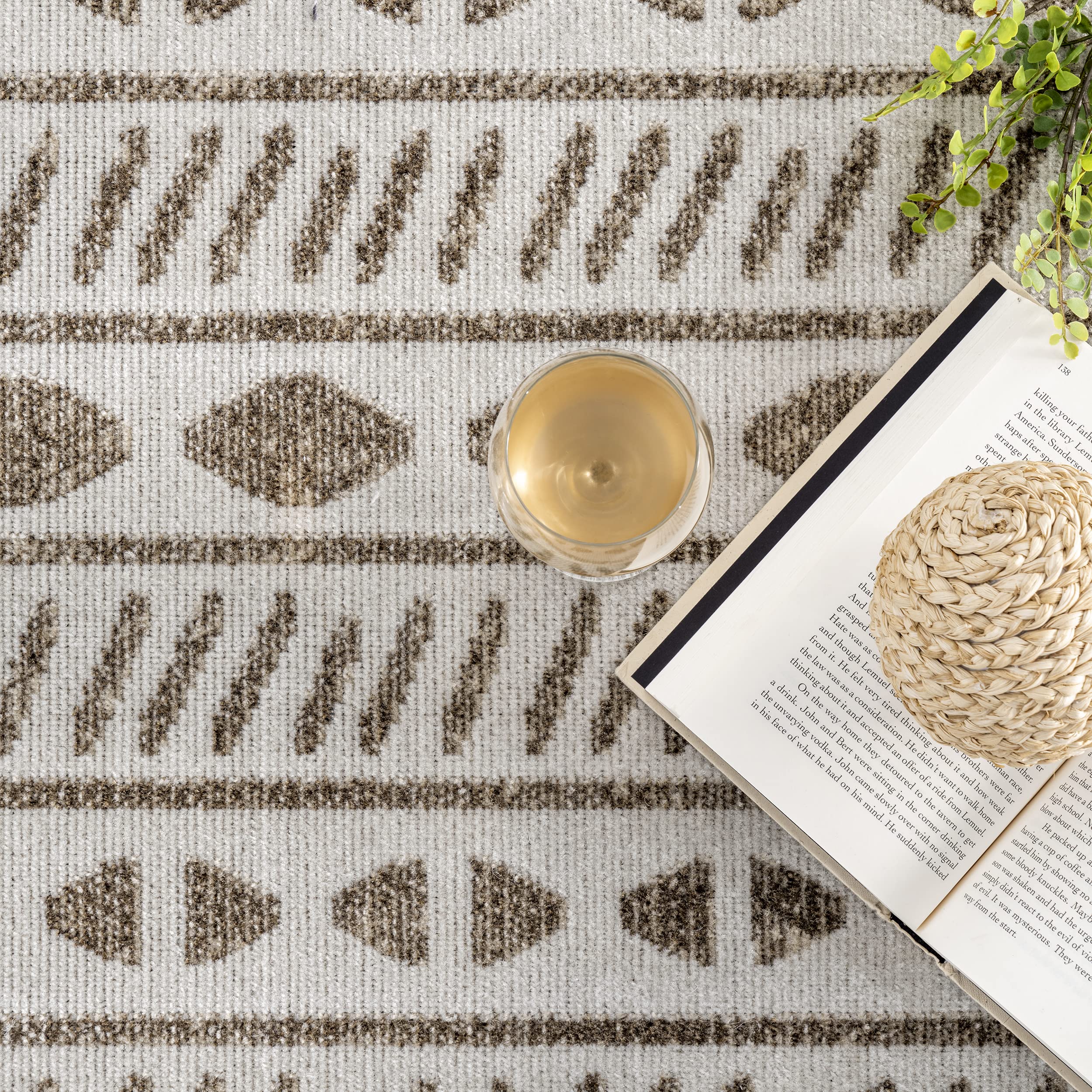 nuLOOM Outdoor Tribal Angie Area Rug, 7x9, Beige