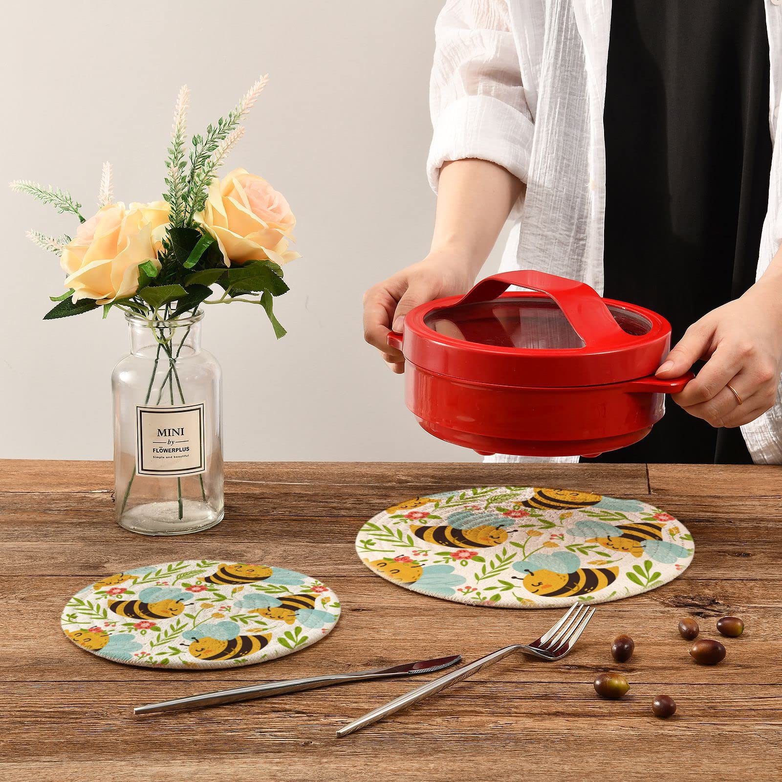 Summer Flowers Honey Bee Kitchen Trivet Mat 2Pcs Cartoon Bumble Bee Insects Pot Holders Cotton Woven Trivets Round Hot Pads Coasters for Cooking and Baking House Dinner