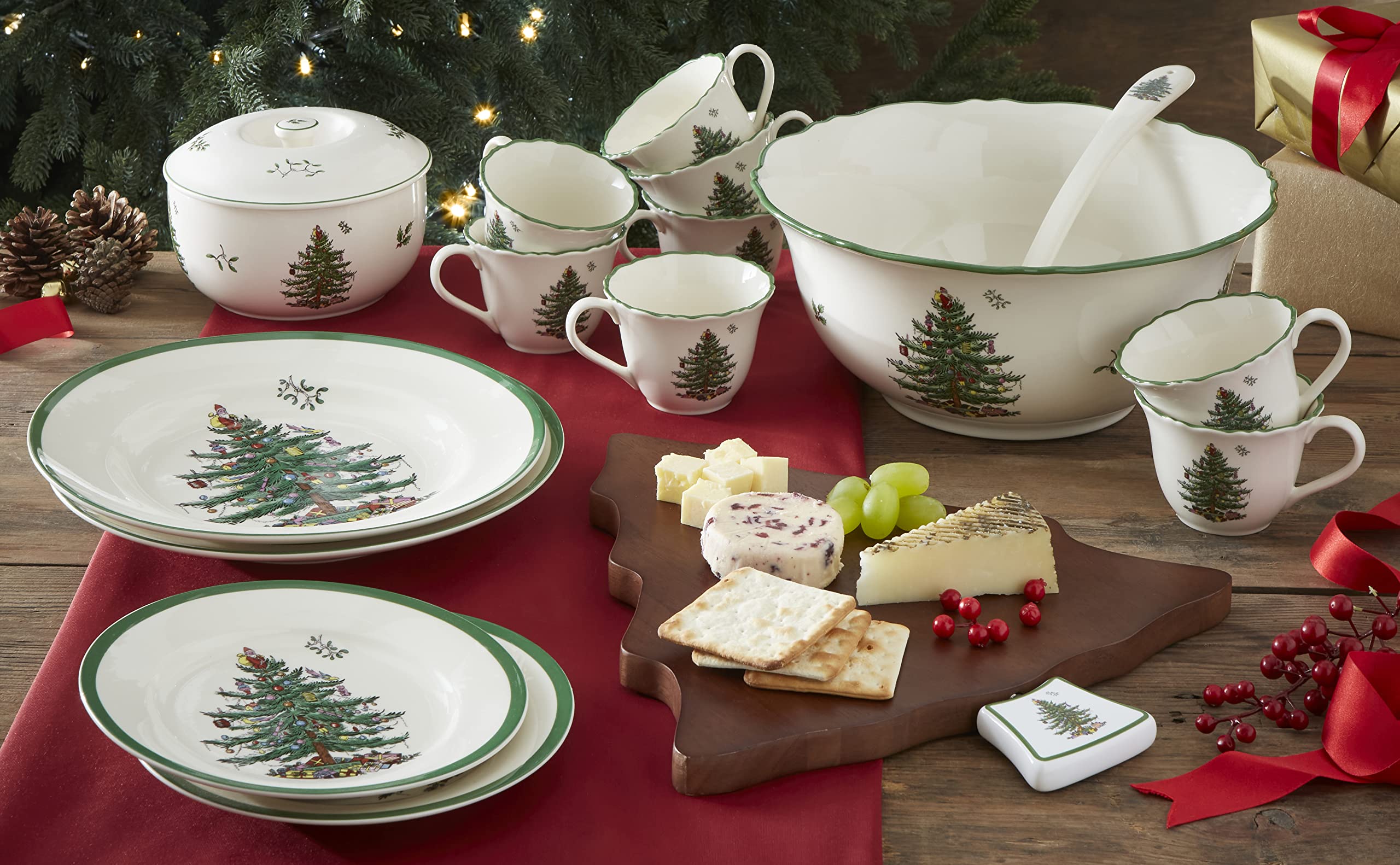 Spode Christmas Tree Collection Rice Bowl, set of 4, 6-Inches, Round, Ceramic Bowl for Soup, Frozen Meals, Stews, and Sticky Rice Dinners, Dishwasher and Microwave Safe (Classic)