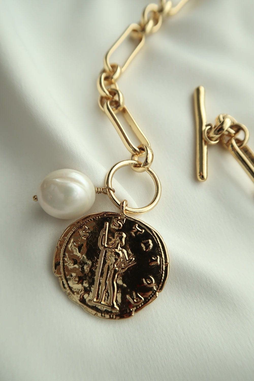 Vintage Stylish Gold Plated Chunky Chain Coin Freshwater Pearl Pendent Toggle Necklace Statement Piece for Women