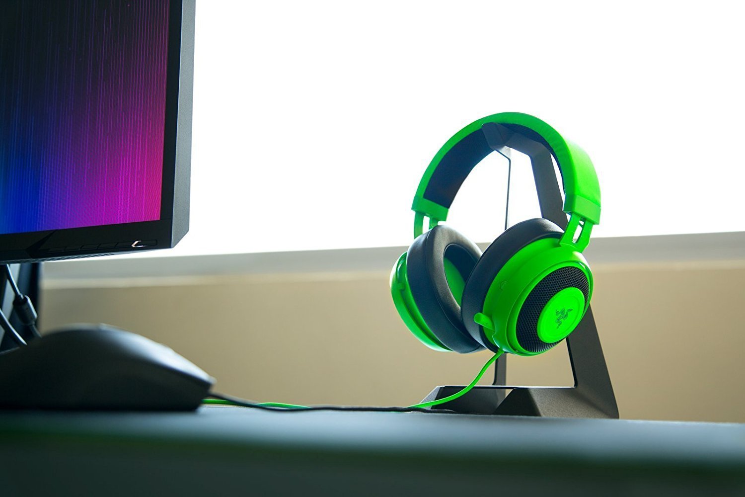Razer Kraken Pro V2 - Oval Ear Cushions - Analog Gaming Headset for PC, Xbox One, Playstation 4, and Nintendo Switch - Green (Renewed)