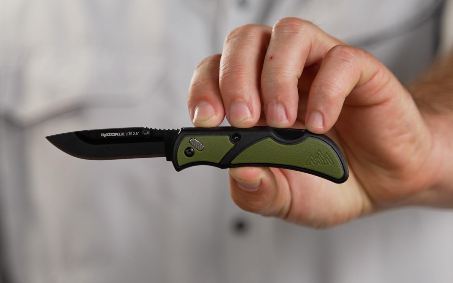 OUTDOOR EDGE Razor EDC Lite Folding Pocket Knife with Clip | Compact 2.5β Replaceable Blade Knife with RazorSafe Blades | Perfect Small Knife for Men, Women, Work & Camping (Green, 2 Black Blades)