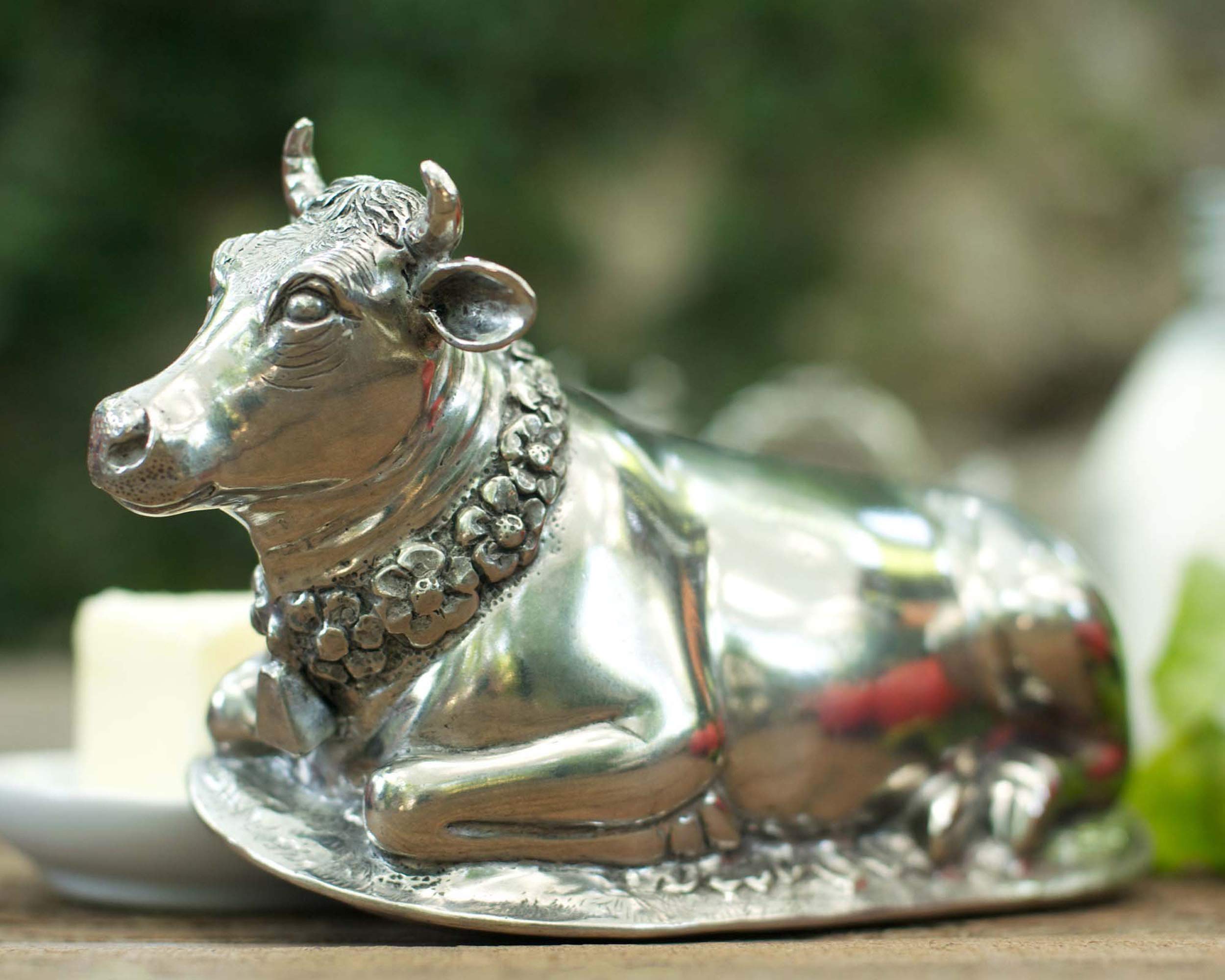 Vagabond House Pewter Metal Mabel the Cow Covered Butter Cream Cheese Dish Container Keeper Heirloom Quality with Stoneware Tray Base 8.5 inch Long