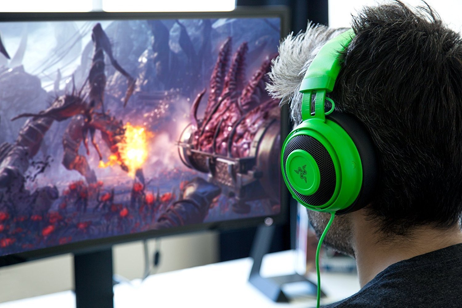 Razer Kraken Pro V2 - Oval Ear Cushions - Analog Gaming Headset for PC, Xbox One, Playstation 4, and Nintendo Switch - Green (Renewed)