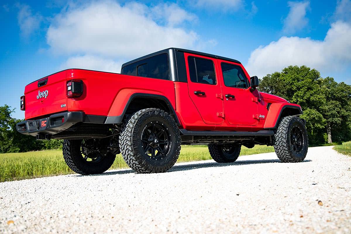 Rough Country 3.5" Lift Kit w/N3 Shocks for 20-24 Jeep Gladiator JT 4WD - 63730