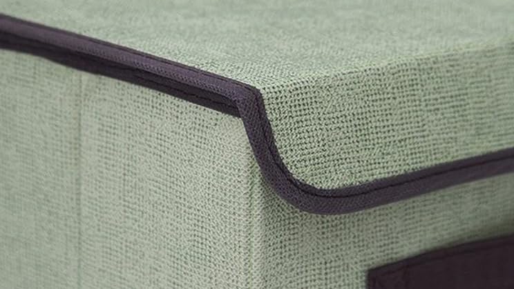 Storage bin Amazing storage bins with lid. (come in a set of 4 large storage bin with lid and 2 small storage bins) This storage bins have lids and handles for easy use.