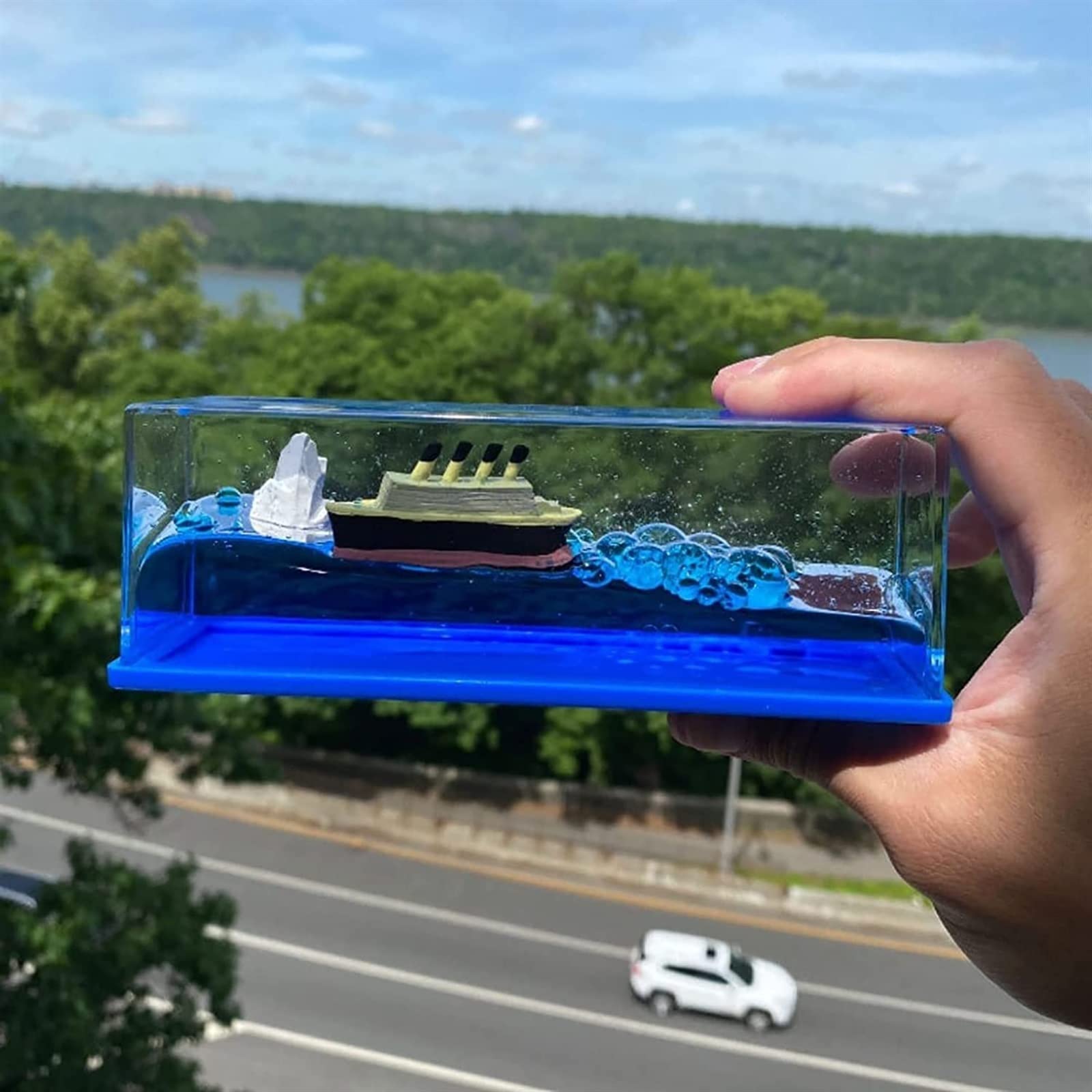 ZOHIKO Unsinkable Boat in a Box Cruise Ship That Never Sinks Decoration for Car Unsinkable Ship Liquid Wave Paperweight Floating Acrylic Model Desk Toy