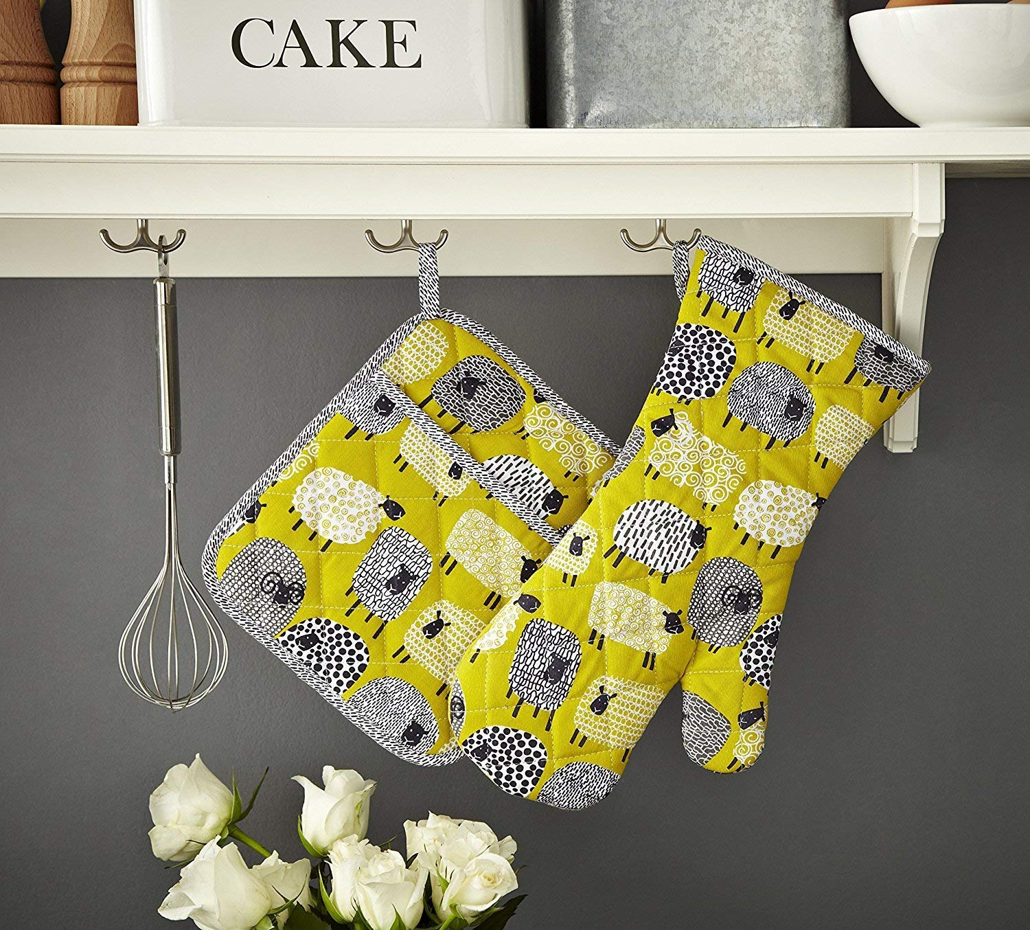 Ulster Weavers Dotty Sheep Cotton Single Gauntlet Oven Glove - with Cute Animal Hand Drawn Design, Yellow - 100% Cotton Oven Mitt - Cooking Gifts for Bakers & Chefs - Homeware & Kitchenware Range
