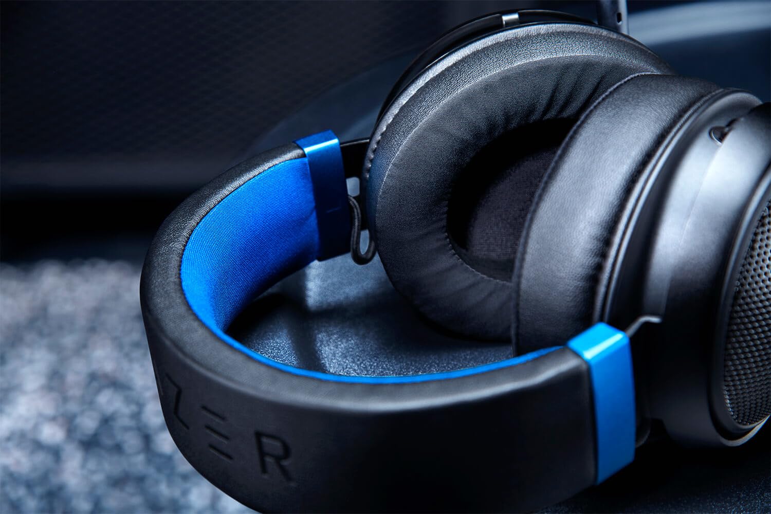 Razer Kraken for Console - Wired Console Gaming Headset (Custom-Tuned 50 mm Drivers, Cooling Gel-Infused Ear Cushions, Unidirectional Retractable Microphone, Cross-Platform) Black-Blue