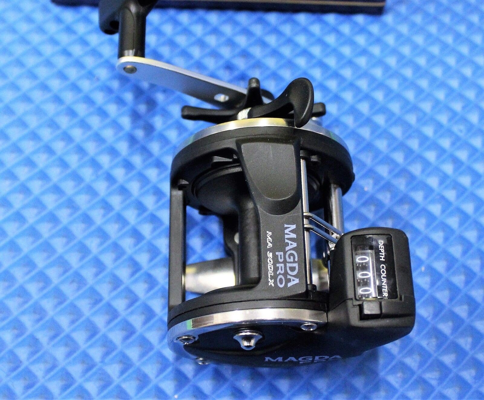 Okuma Magda Pro Line Counter Levelwind Trolling Reel, Small, Stainless Steel, Black/Silver, MA-20DLX
