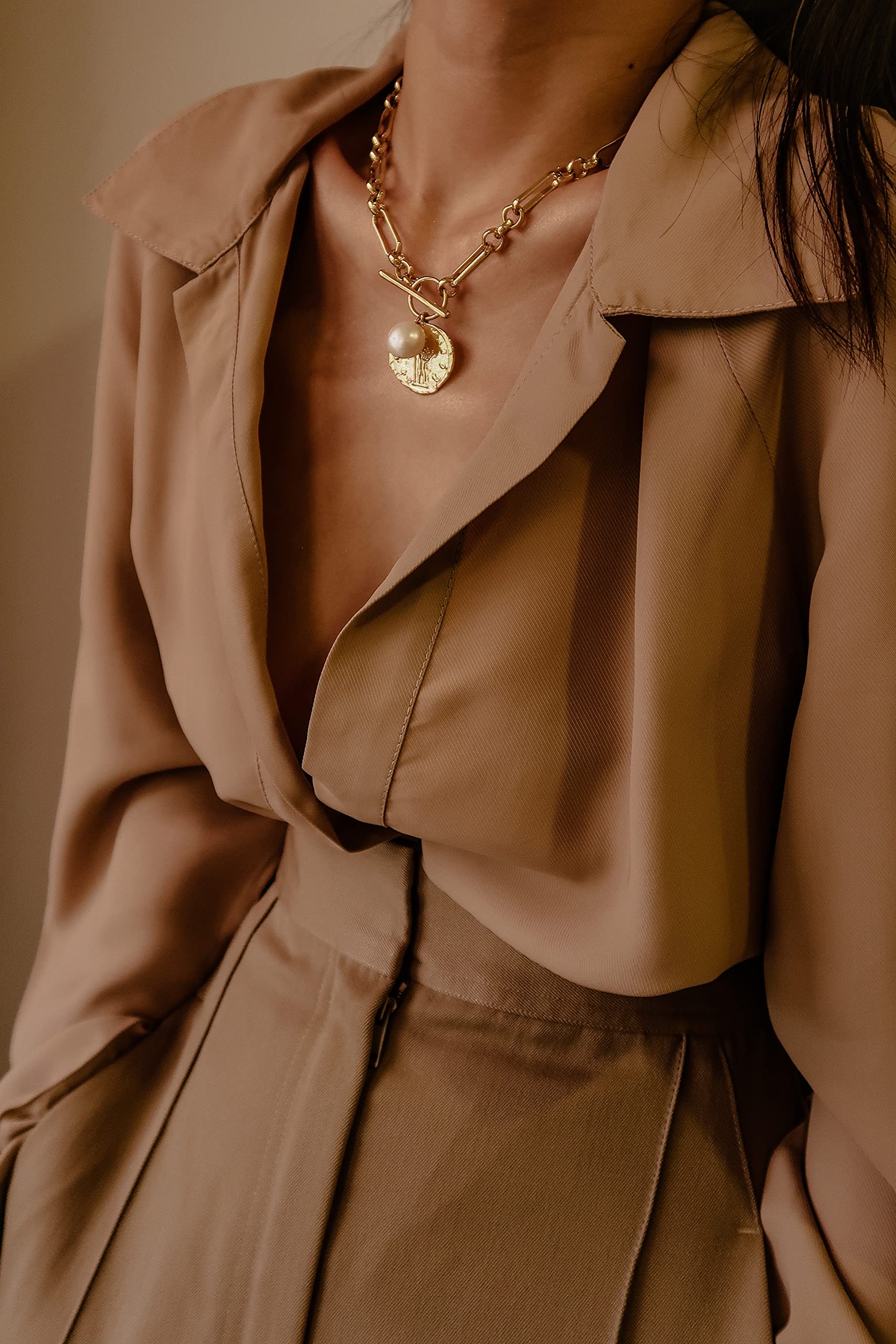 Vintage Stylish Gold Plated Chunky Chain Coin Freshwater Pearl Pendent Toggle Necklace Statement Piece for Women