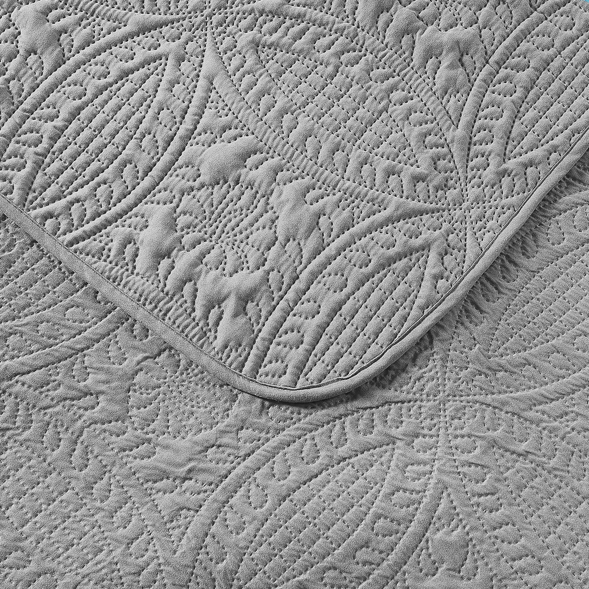 Quilt Set Full/Queen Size Light Grey - Oversized Bedspread - Soft Microfiber Lightweight Coverlet for All Season - 3 Piece includes 1 Quilt and 2 Shams, Geometric Pattern