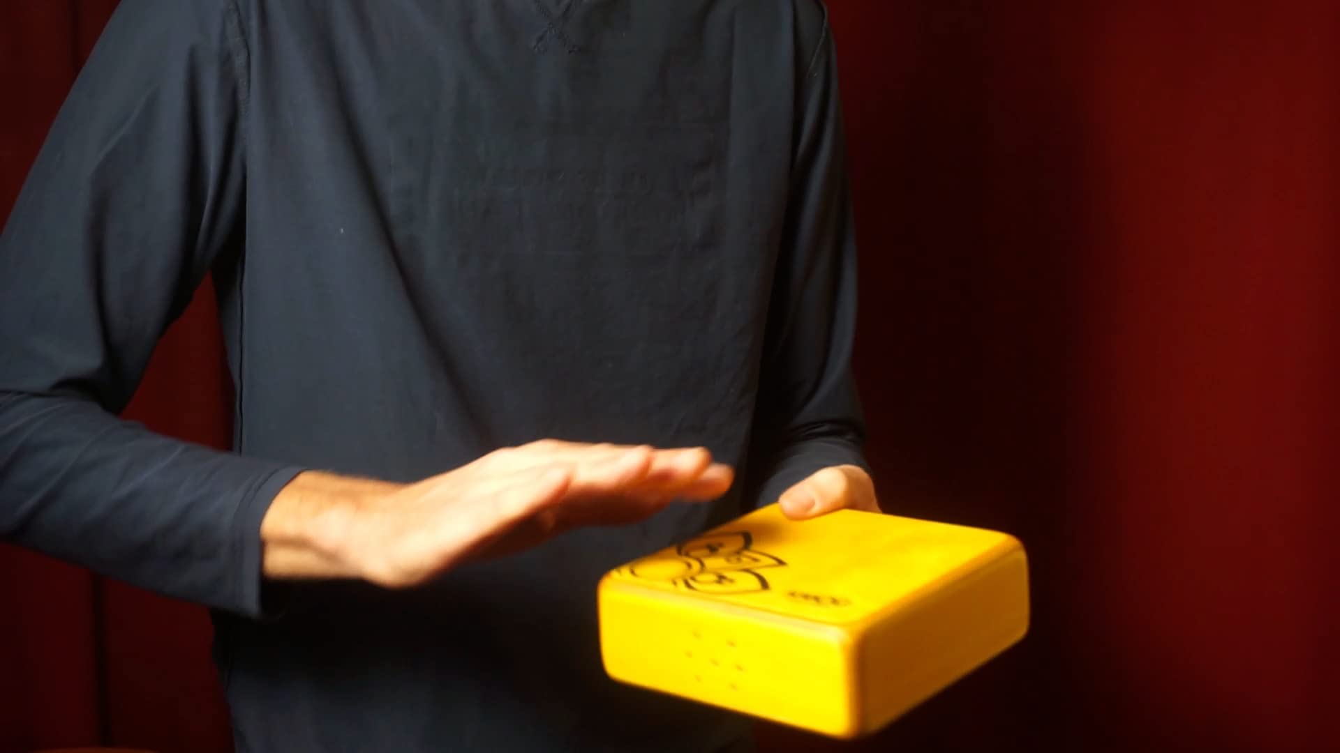 The Kandu Clever Shaker is the first ever shaker drum with two distinctive one side sounds: one side like a clave, the other more like a bongo (Sahara)