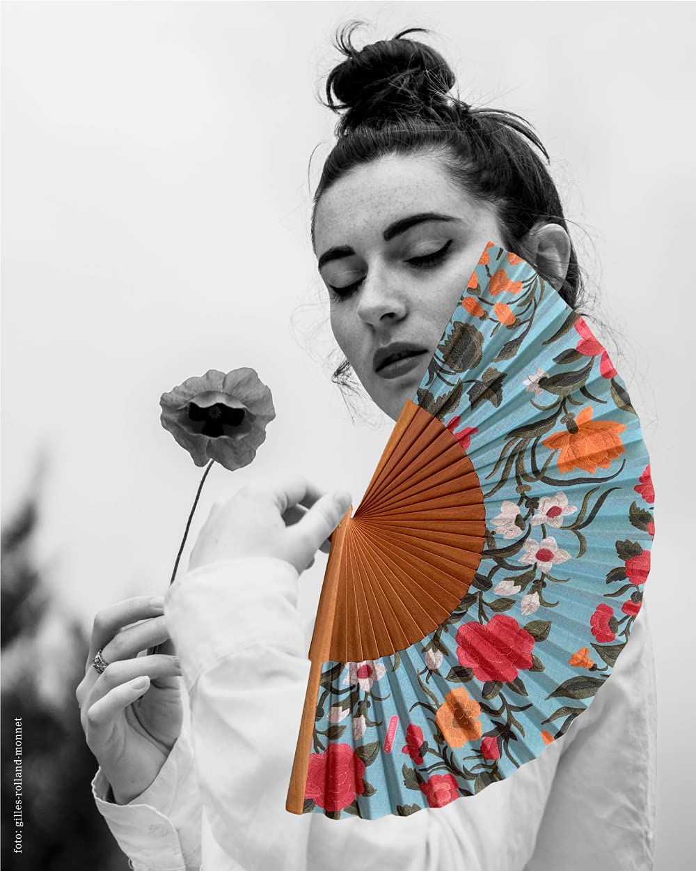 Tusitala Barcelona - Rocío Hand Fan | Handcrafted Spanish Hand Fan | Cotton Fabric and Wood | Includes Protective Jute Cotton Bag | Authentic Gift | 23cm - 9”.
