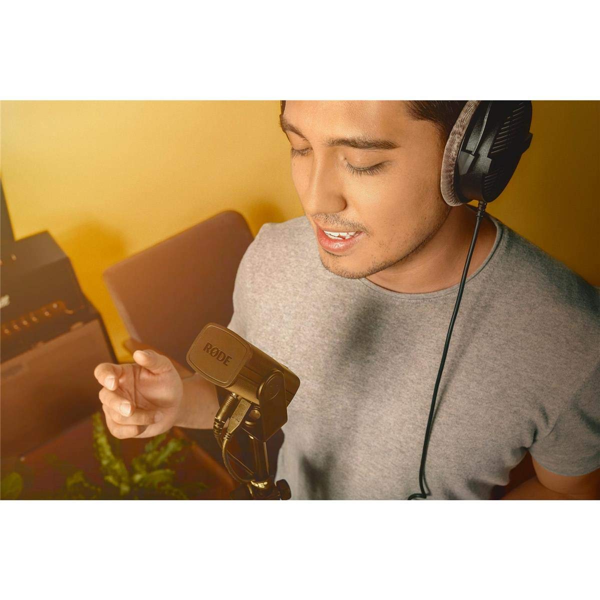 Rode NT-USB Mini Studio-Quality USB Microphone - With Headphones