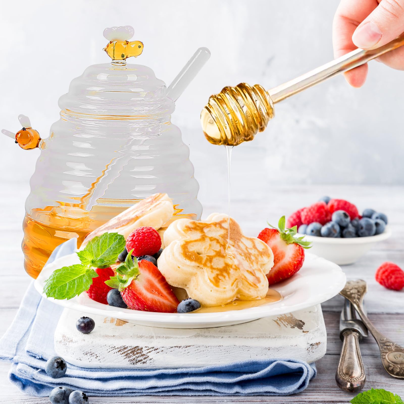 zhqinger Honey Jar with Dipper and Lid Glass Jars with Cute Little Bee Large Glass Jar Honey Syrup Container for Kitchen Coffee Bar Baking