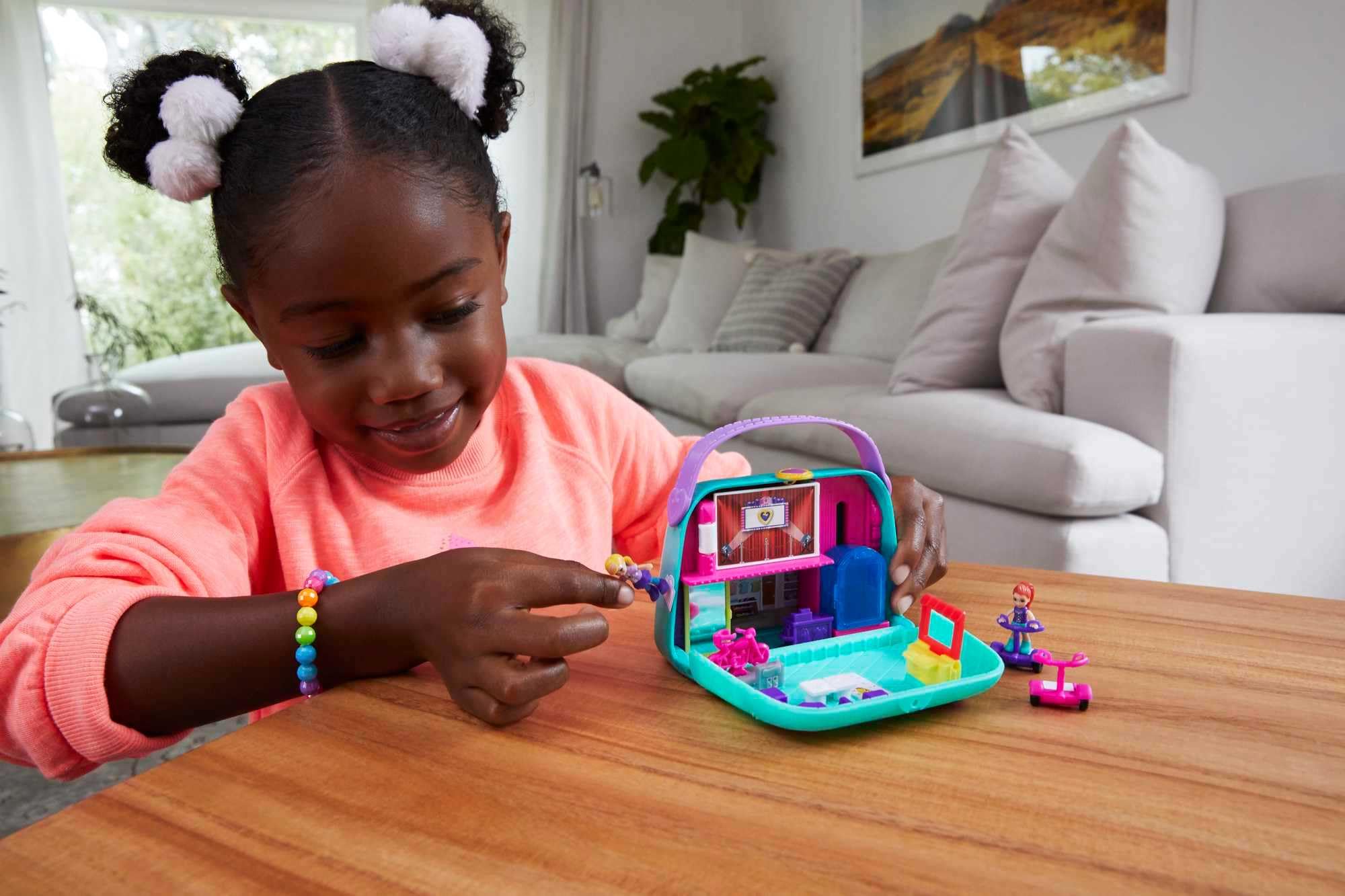 Polly Pocket 2-in-1 Playset, Travel Toy with 2 Micro Dolls & Surprise Accessories, Pocket World Mini Mall Escape Purse Compact
