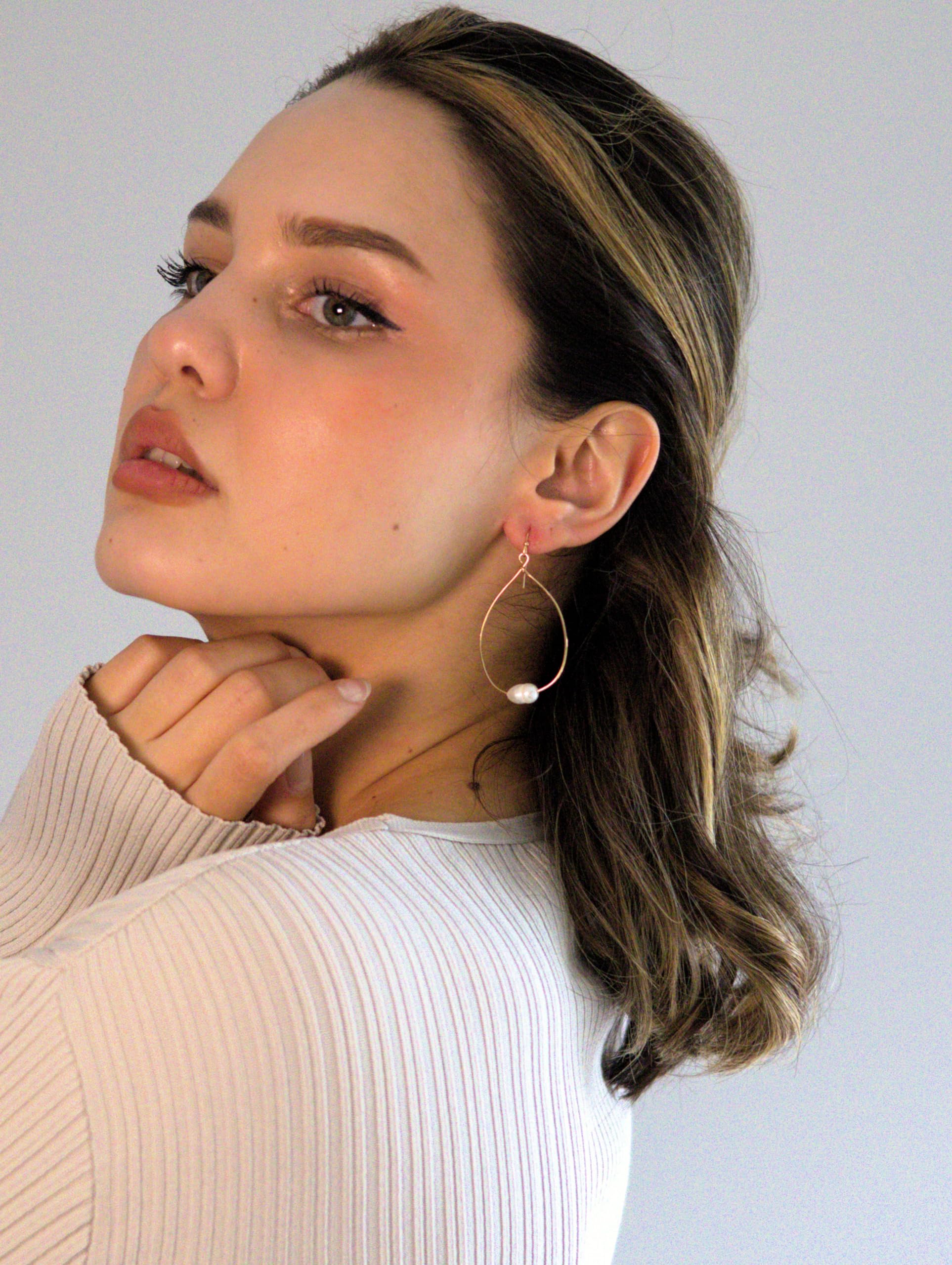Pomina Lightweight Pearl Hoop Earrings, Gold Teardrop Pearl Dangle Drop Earrings for Women (Gold)