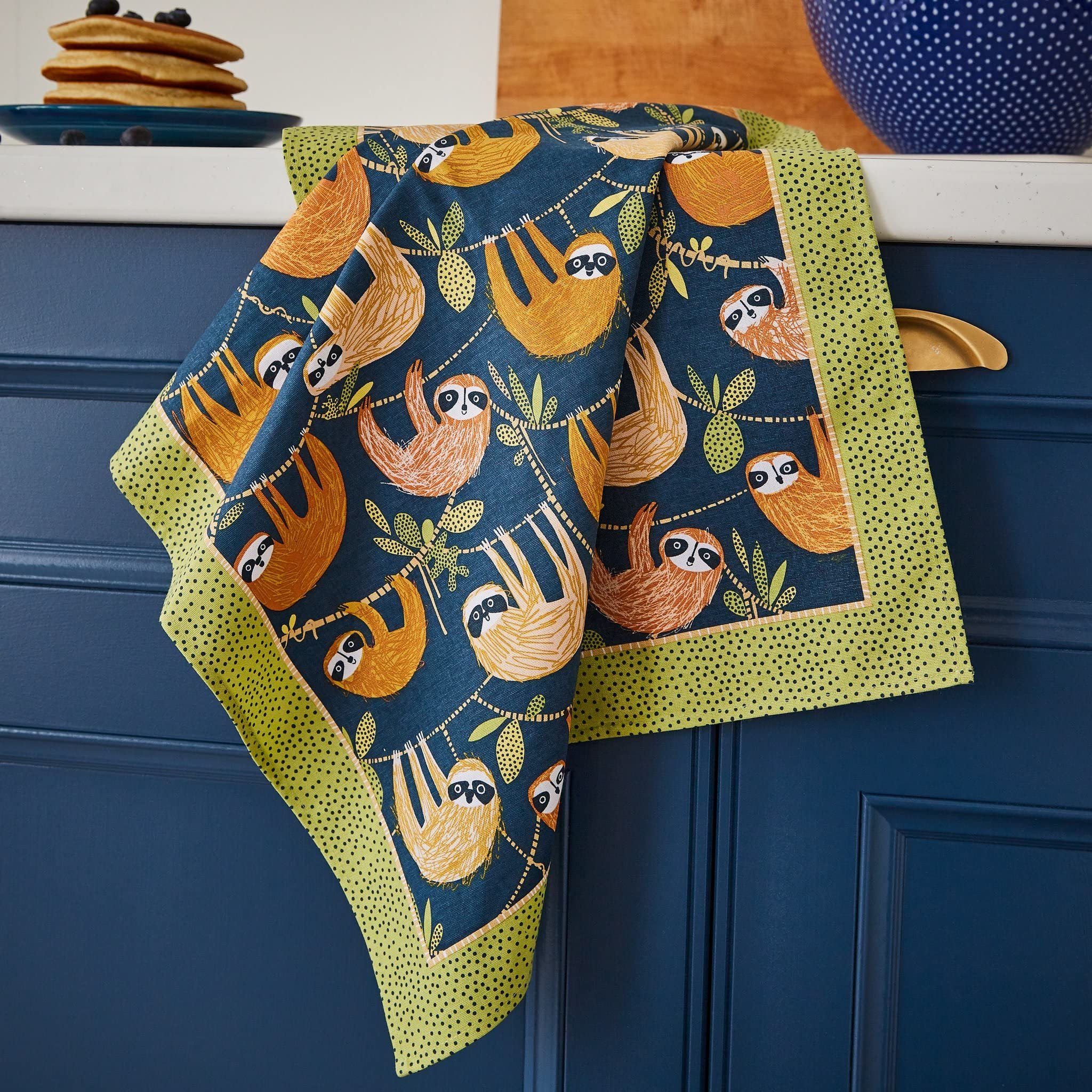 Ulster Weavers Hanging Around Tea Towel, 100% Cotton - with Cute Rainforest Sloth Design - Kitchen and Cooking Gifts for Bakers & Chefs - Homeware & Kitchenware Range