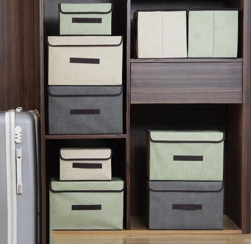 Storage bin Amazing storage bins with lid. (come in a set of 4 large storage bin with lid and 2 small storage bins) This storage bins have lids and handles for easy use.
