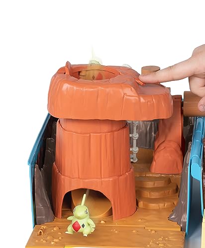Pokémon Carry CASE Battle Desert PLAYSET - Portable Transforming Playset with Action Features and 2-inch Pikachu Battle Figure