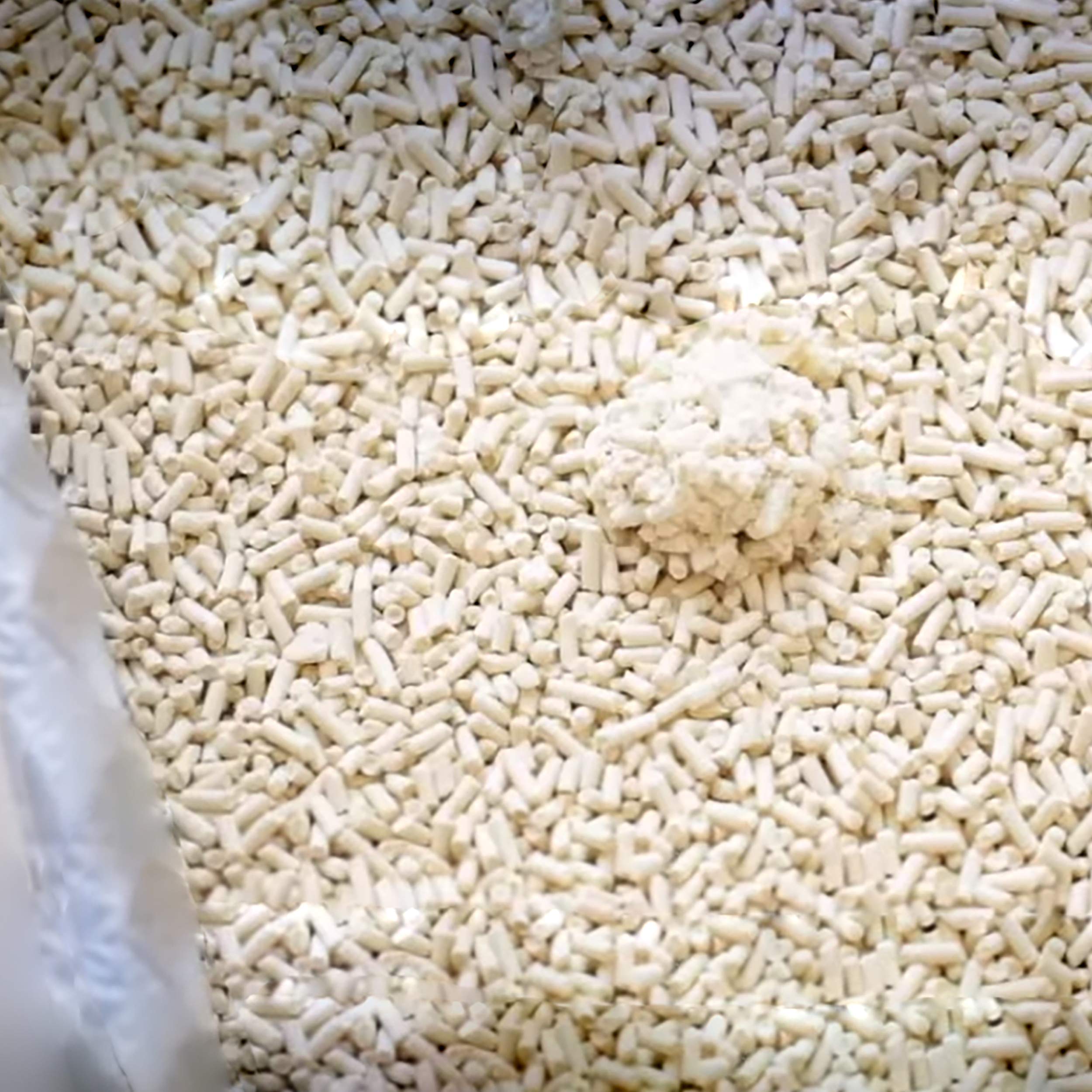 Rufus & Coco WeeKitty | Natural Flushable Clumping Cat Litter | Low Tracking Biodegradable Pellets | Corn 35.2lbs (4 x 8.8lbs bags)