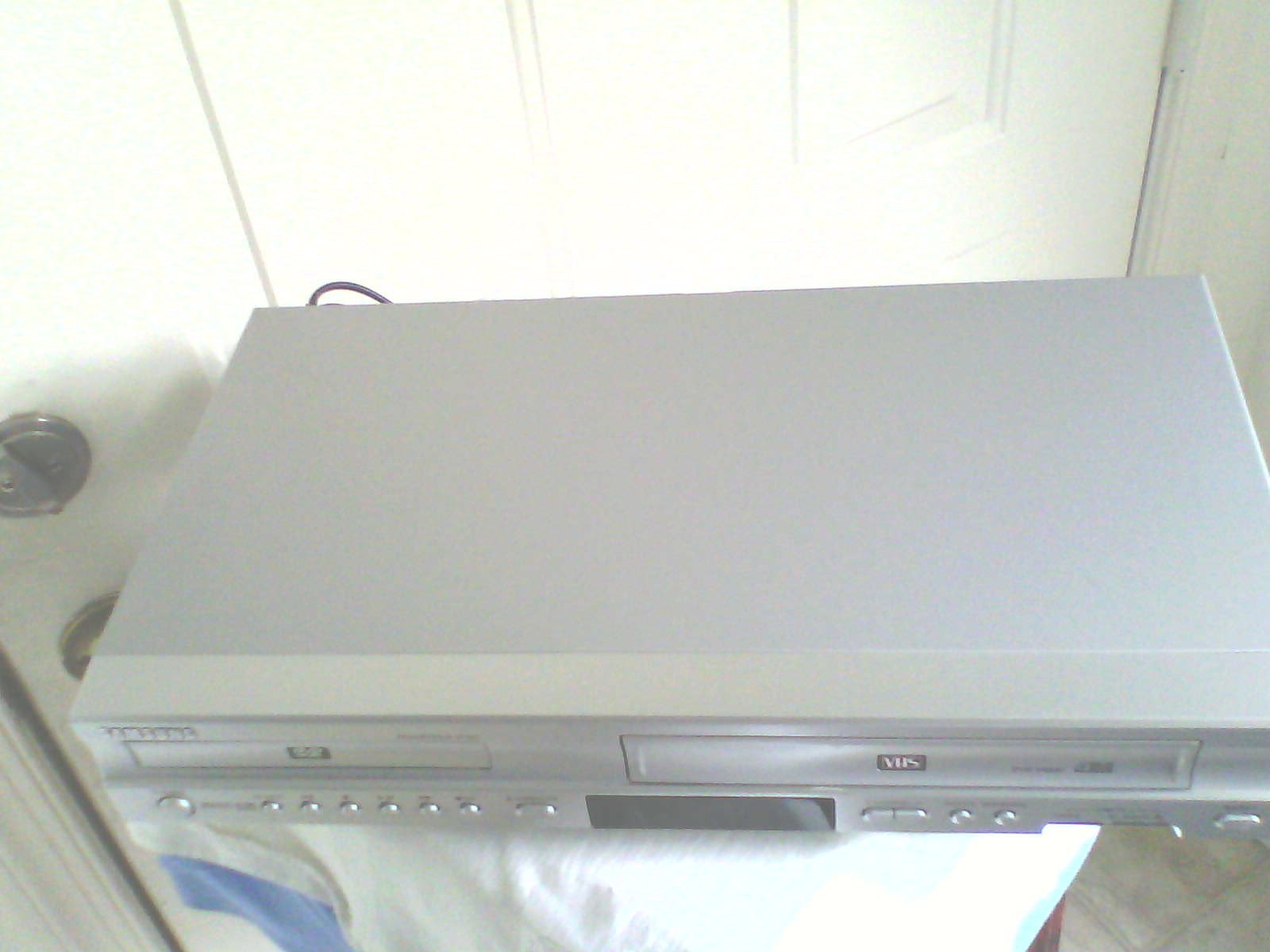 Samsung DVD-V4600C DVD Video & CD Player, VCR Video Cassette Tape Recorder Combo, 4-Head Hi-Fi Stereo VHS Player w/ Dolby Digital, dts Digital Out, Progresive