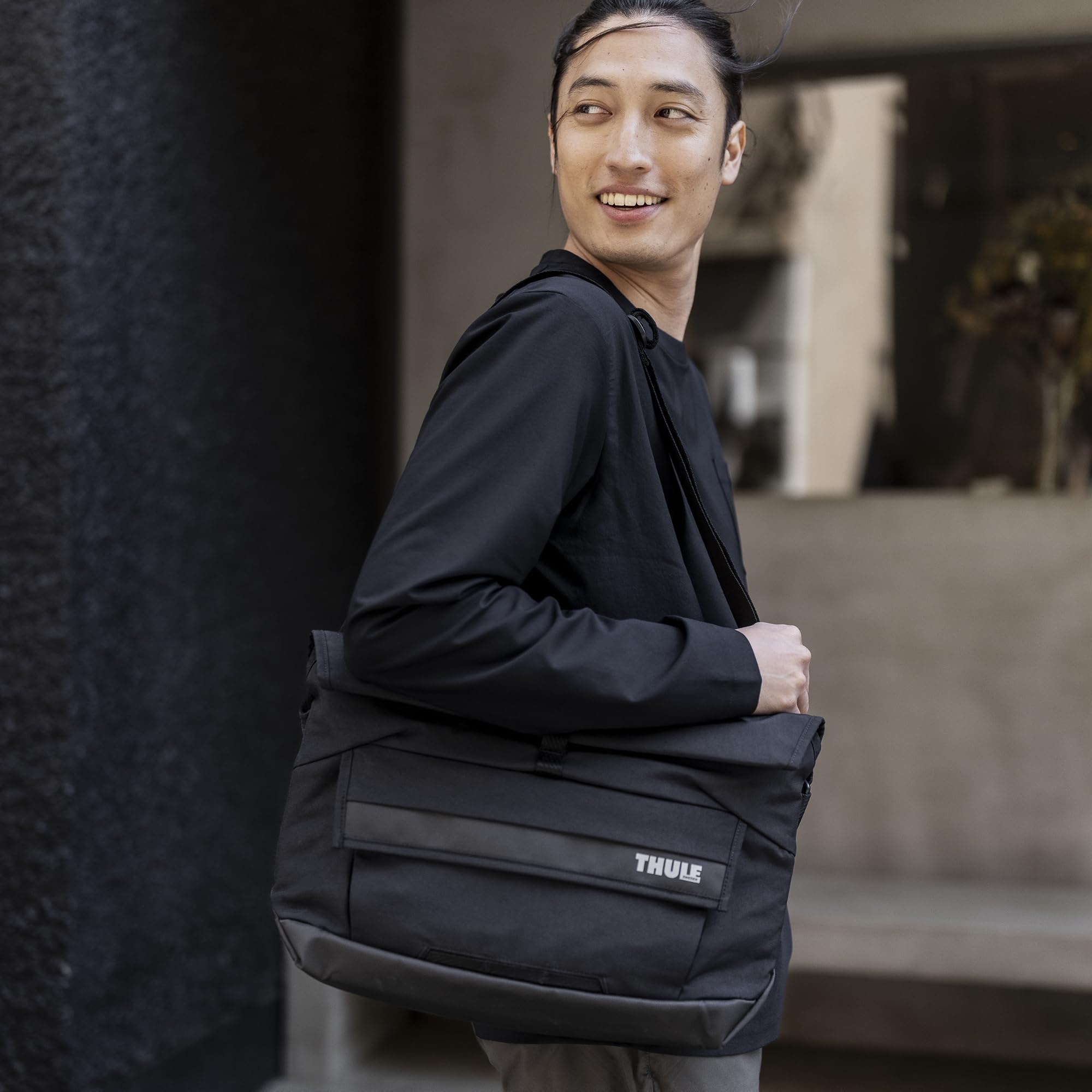Thule Paramount 14L Crossbody Bag - Crossbody Bag for Women and Men - Padded Laptop Sleeve fits 14" Laptop or Tablet