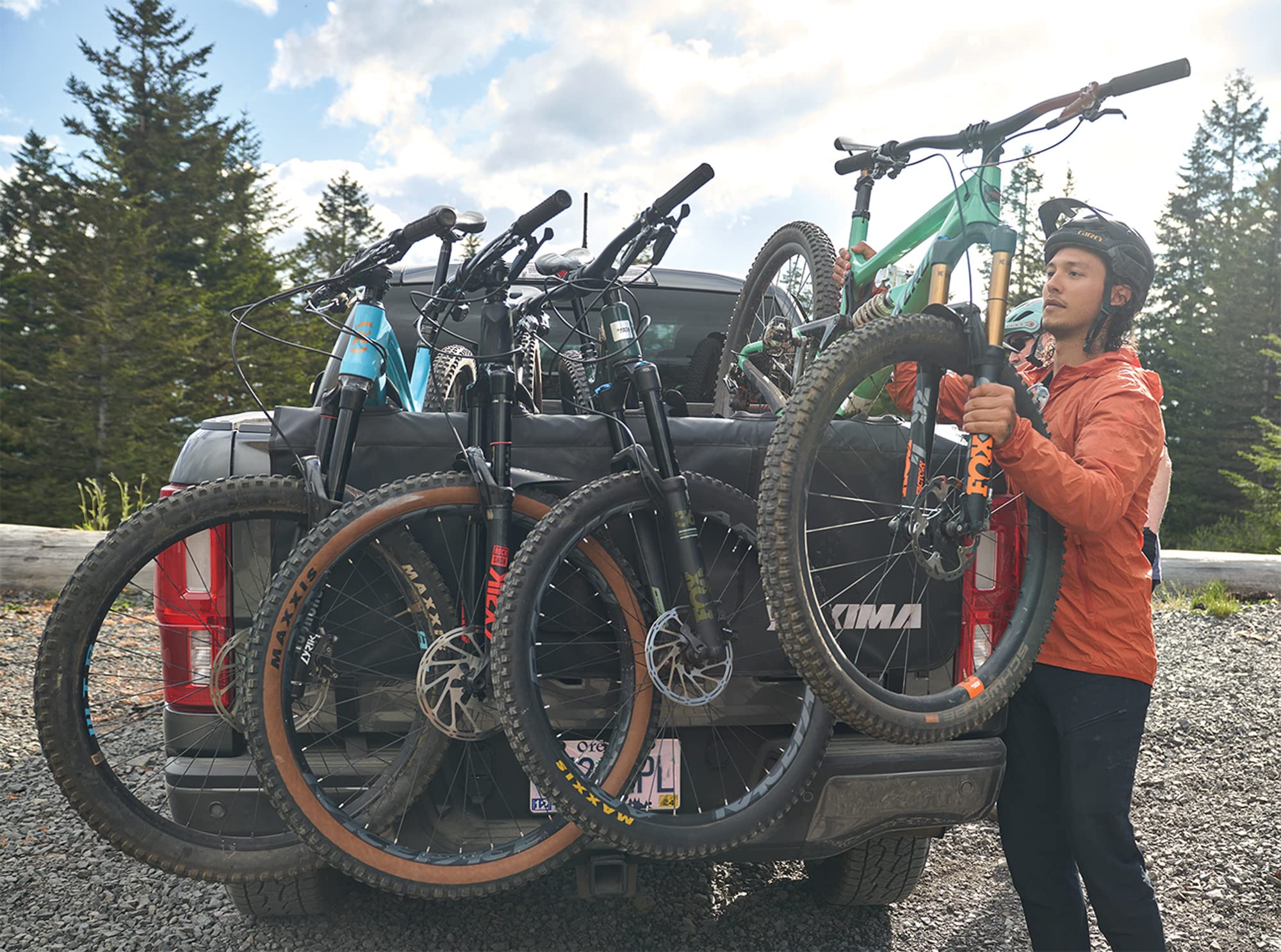 Yakima Gatekeeper Full Size Truck Bed Medium Polyester Trunk Tailgate Bicycle Rack Pad with Soft Felt Backing, Cradles, and Buckles for 5 Bikes, Black