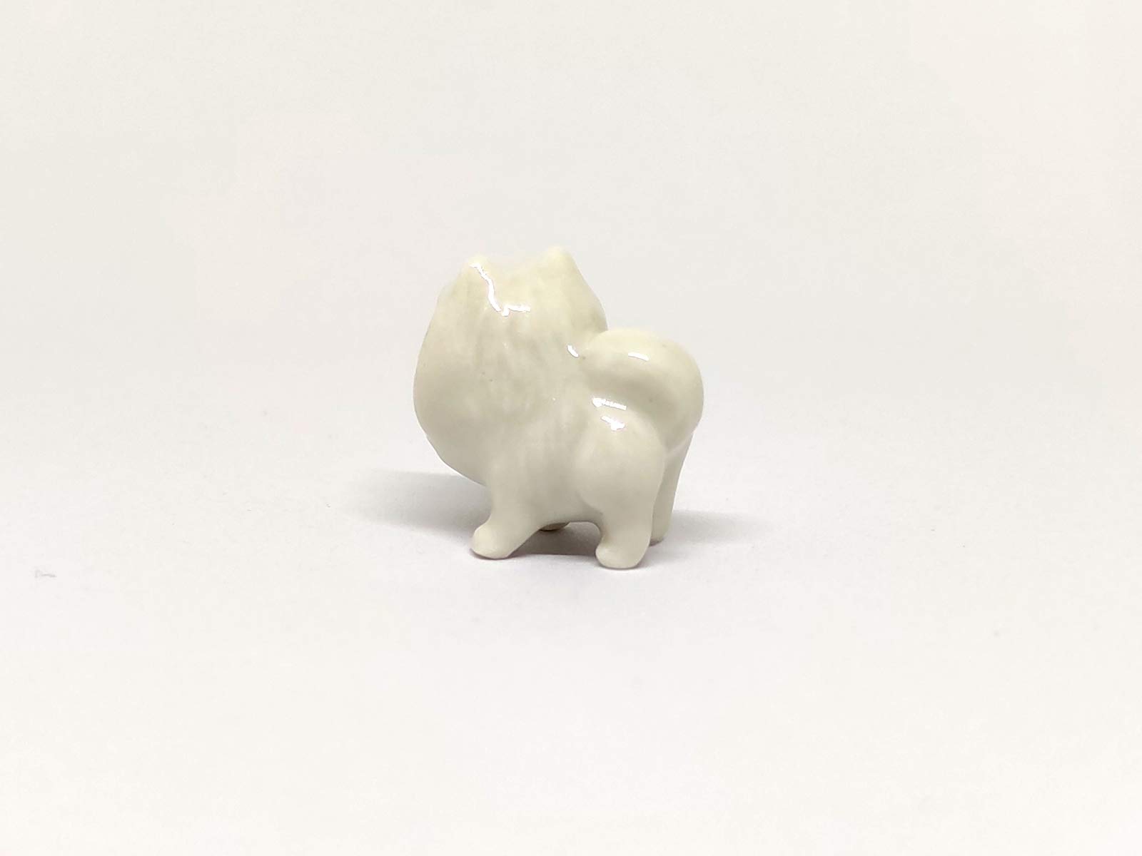 SSJSHOP Pomeranian Micro Tiny Dollhouse Figurines Ceramic Hand Painted Animals Collectible Dog Lover Gift Home Garden Decor (Stand)