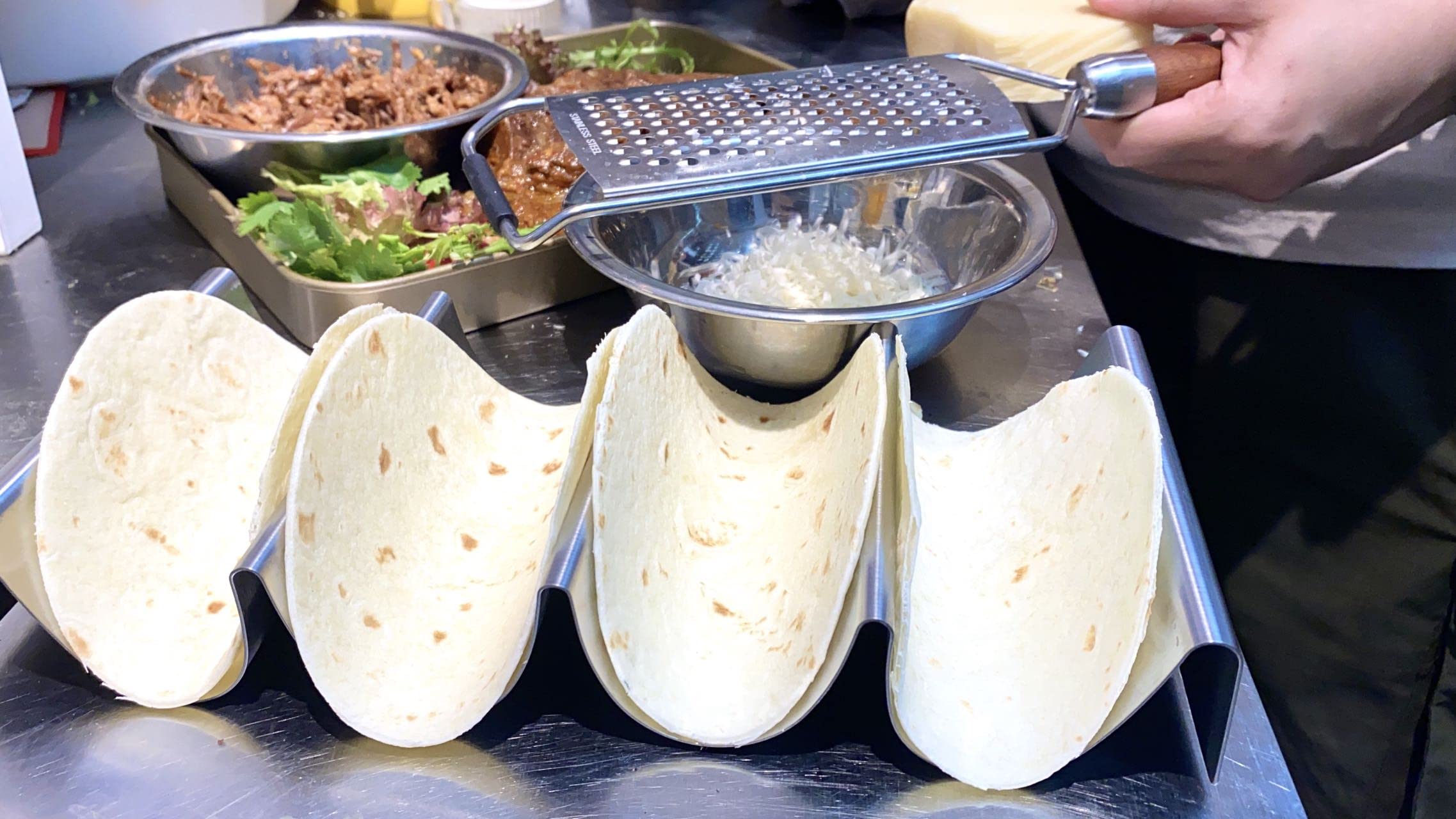 Uyauld Stainless Steel Taco Holder, U Shape Taco Serving Tray Tool, Premium Wave Taco Rack Stand Set of 2, Holding 4 Soft or Hard Tacos (2)