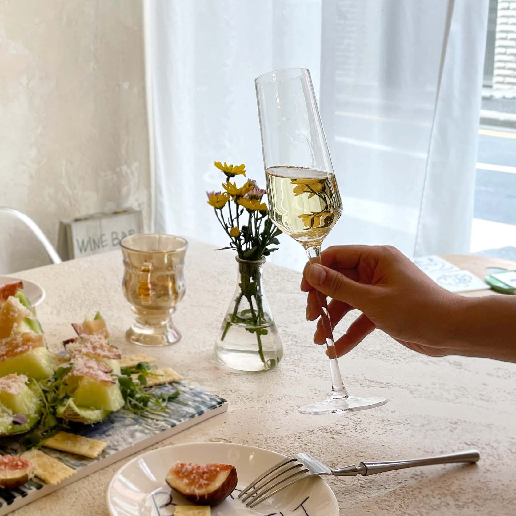 Vintorio GoodGlassware Champagne Flutes (Set Of 4) 8.5 oz β Tall, Long Stem, Crystal Clear, Classic, and Seamless Tower Design - Dishwasher Safe, Quality Sparkling Wine Stemware