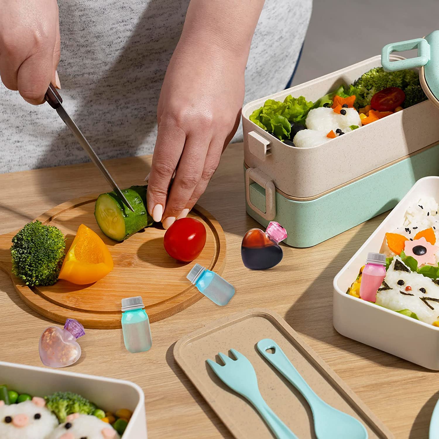 WXOIEOD 8 Pieces Mini Condiment Bottles for Lunch Box, Mini Ketchup Bottle for Kids Lunches, Cute Heart Condiment Squeeze Bottles Plastic Sauces Containers for Kids School Bento Box Accessories