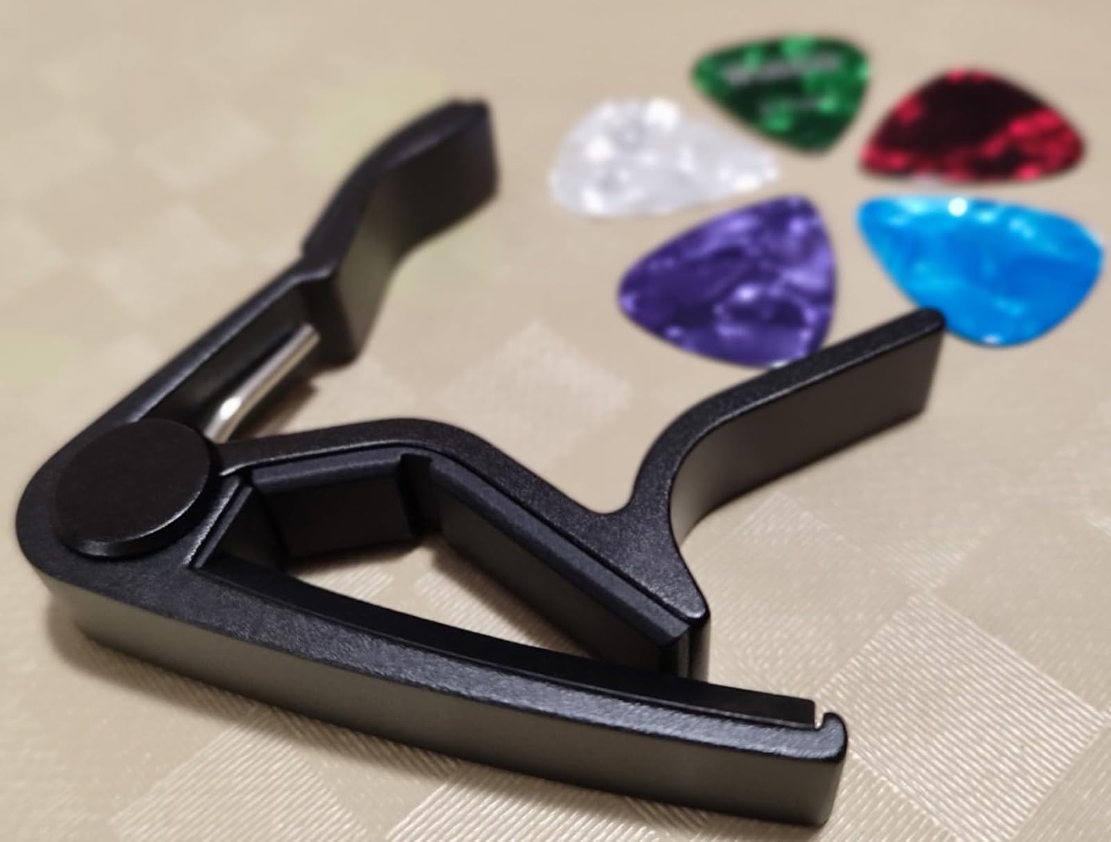 WINGO Guitar Capo for Acoustic and Electric Guitars with 5 Picks for Free, Red.