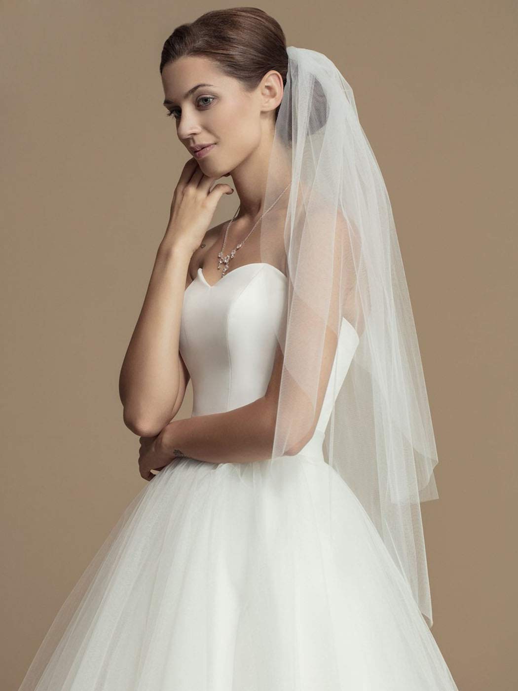 Unsutuo 2 Tiers Bride Wedding Veil Short Fingertip Bridal Tulle Veil with Comb and Cut Edge (White)