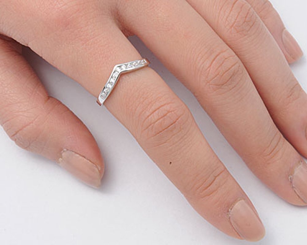 Pointed V Chevron Clear CZ Cute Ring New .925 Sterling Silver Band Size 7