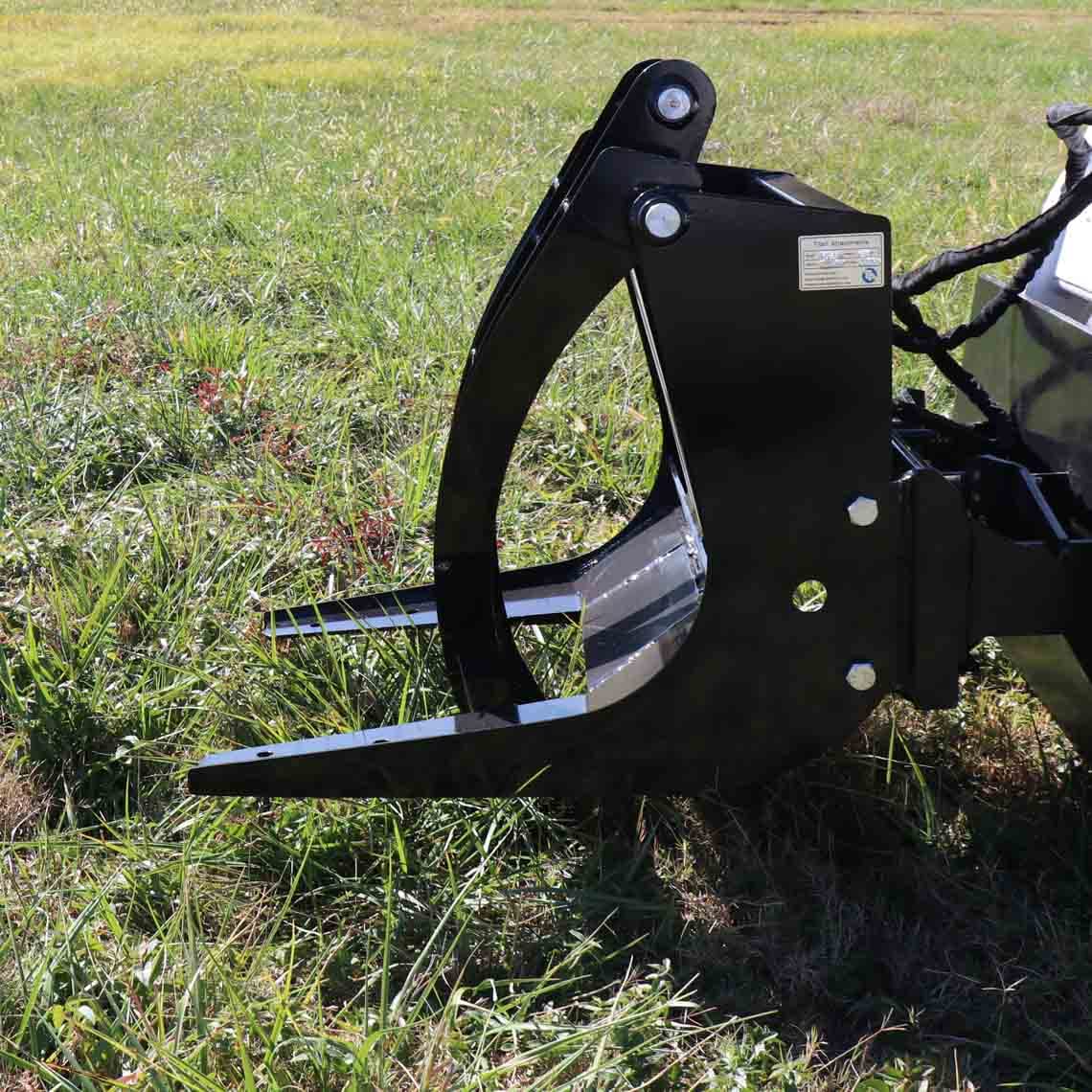 Titan 26†Hydraulic Log Grapple Attachment Compatible with Toro Dingo and Ditch Witch