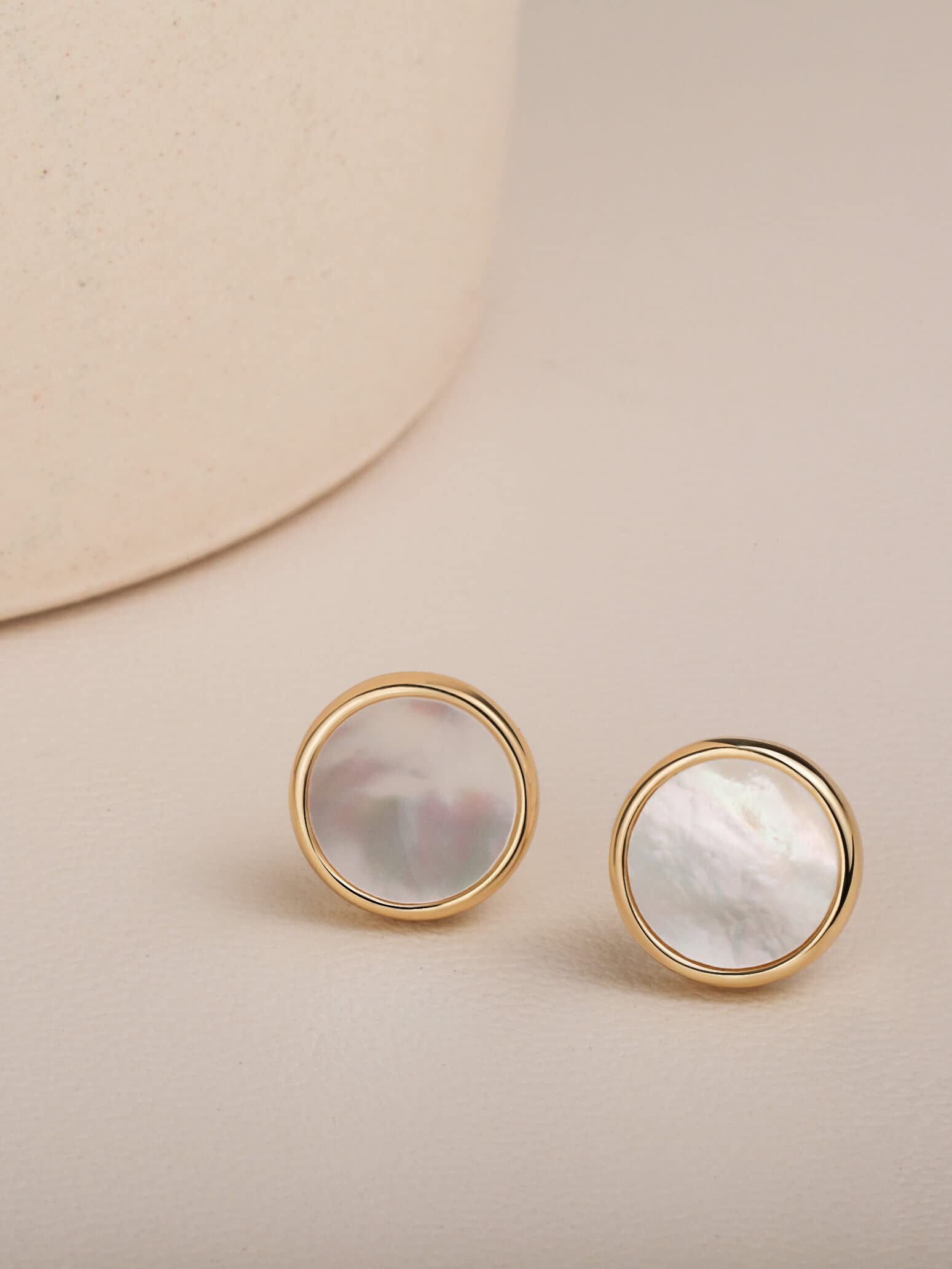 S.Leaf Minimalism Mother of Pearl Stud Earrings Sterling Silver Round Disc Stud Earrings for Women (yellow gold)