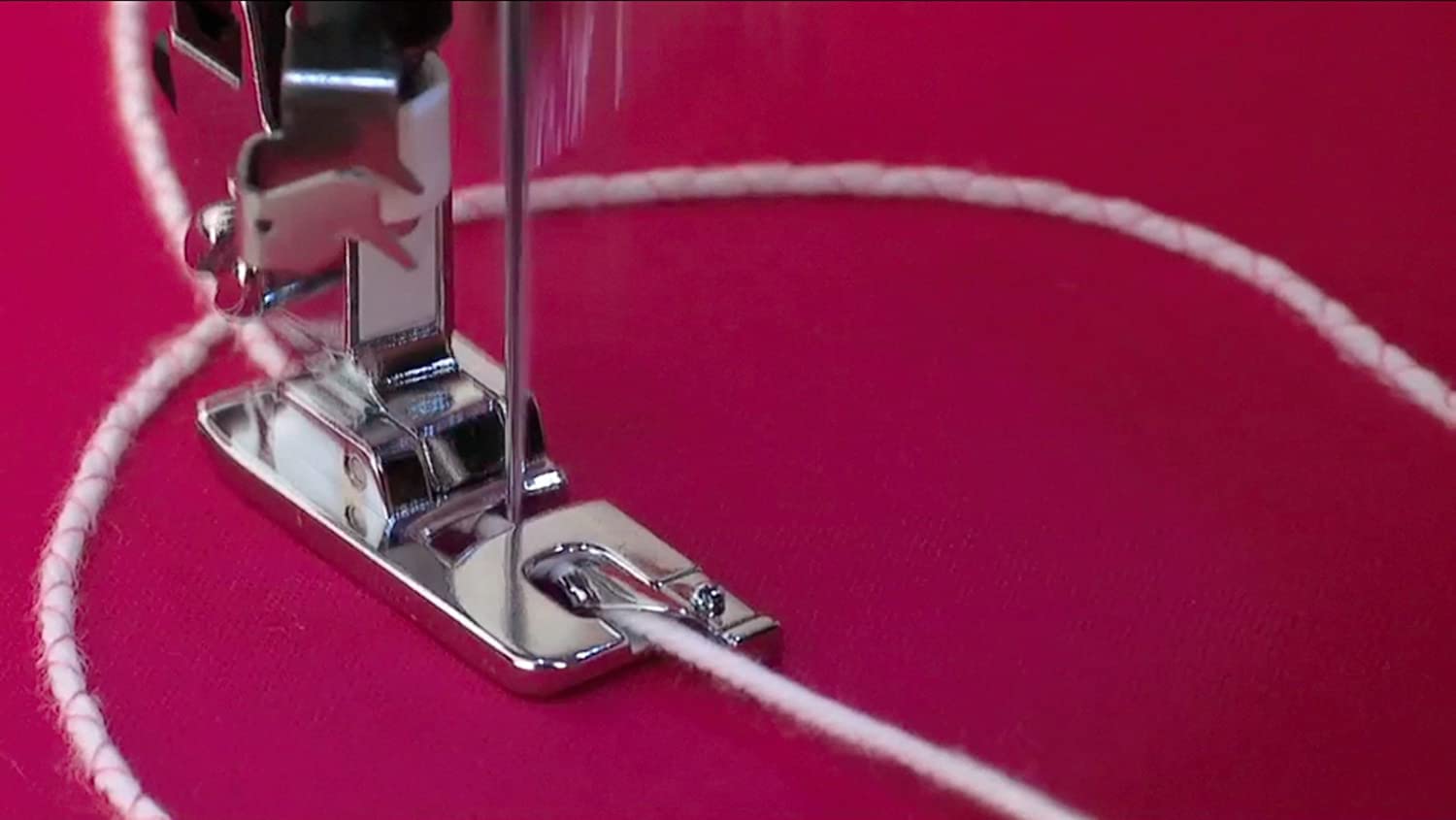 SINGER | Narrow Rolled Hem Foot for Low-Shank Sewing Machines, 1/8 Inch Hem, Light to Medium Weight Fabrics, Couch Over Narrow Cord - Sewing Made Easy