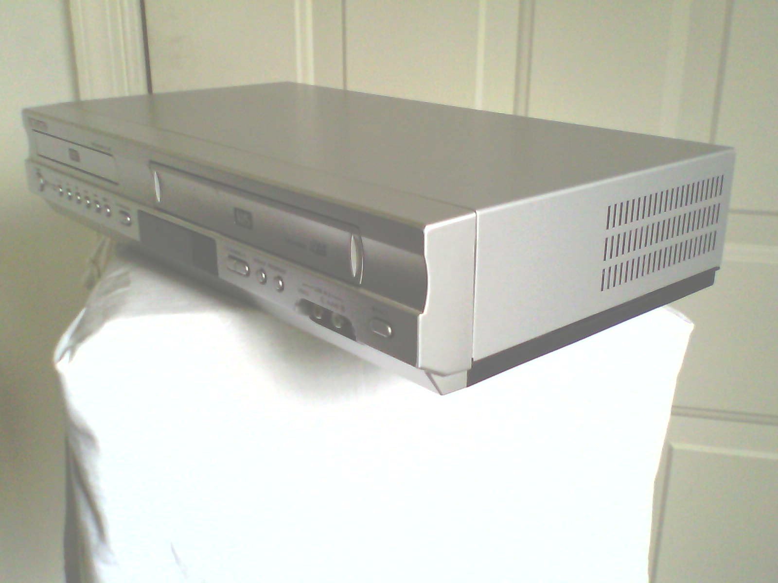 Samsung DVD-V4600C DVD Video & CD Player, VCR Video Cassette Tape Recorder Combo, 4-Head Hi-Fi Stereo VHS Player w/ Dolby Digital, dts Digital Out, Progresive