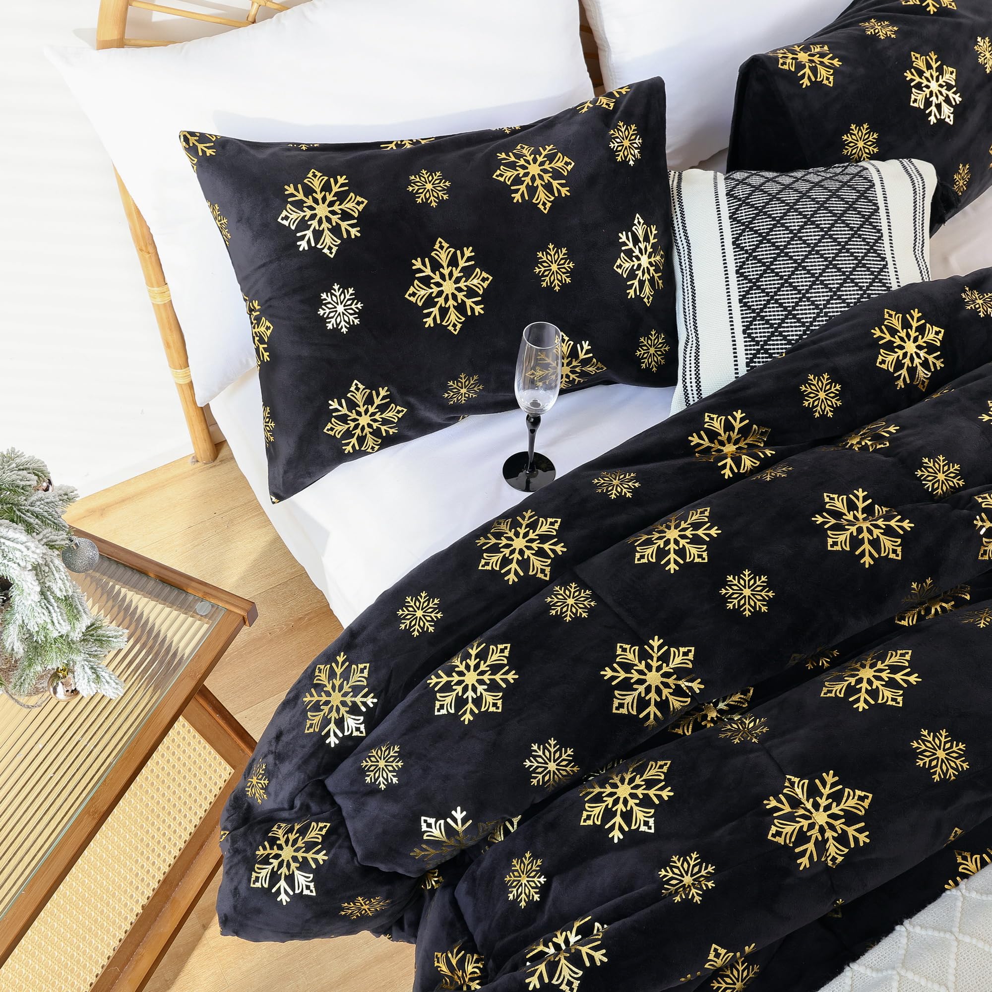 Smoofy Christmas Comforter Set Queen Size Metallic Snowflake Black Velvet Christmas Bedding Set Gold Printed Pattern Luxury Warm Xmas Winter Comforter Set 3Pcs (1 Comforter, 2 Pillowcases)