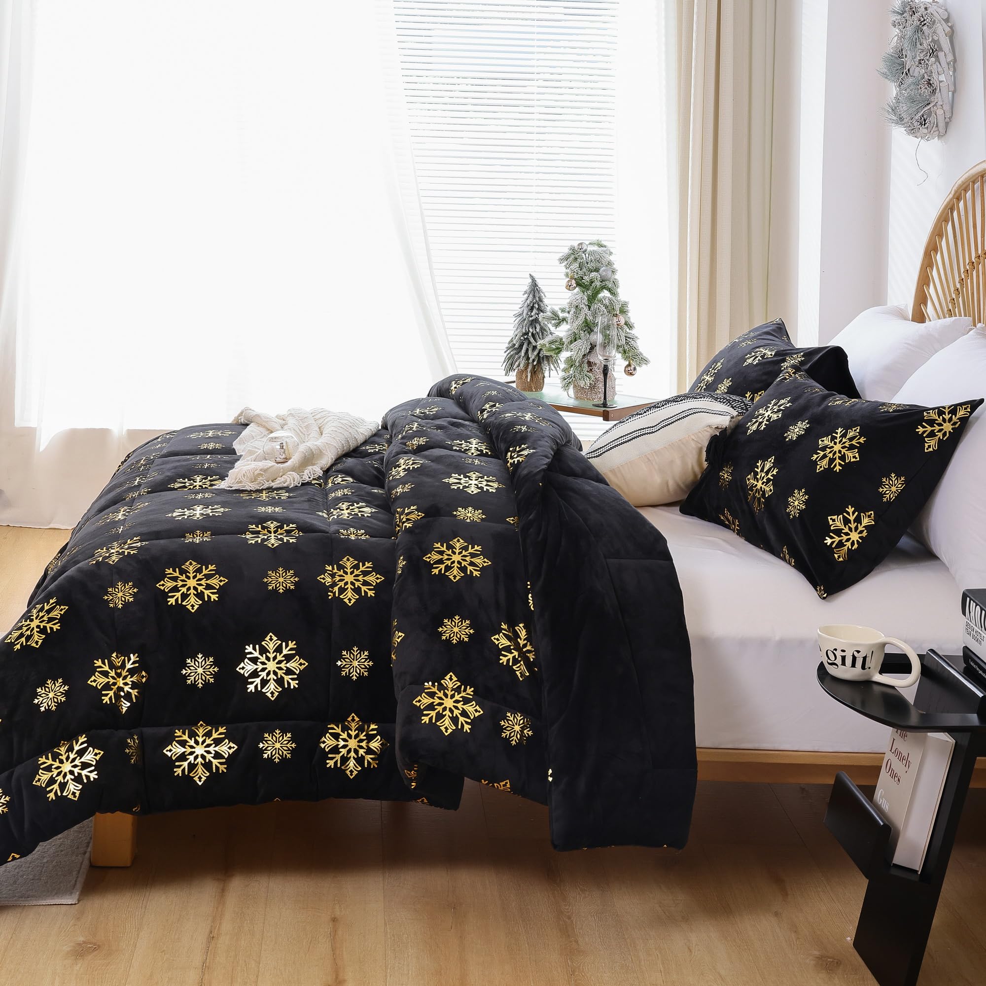 Smoofy Christmas Comforter Set Queen Size Metallic Snowflake Black Velvet Christmas Bedding Set Gold Printed Pattern Luxury Warm Xmas Winter Comforter Set 3Pcs (1 Comforter, 2 Pillowcases)