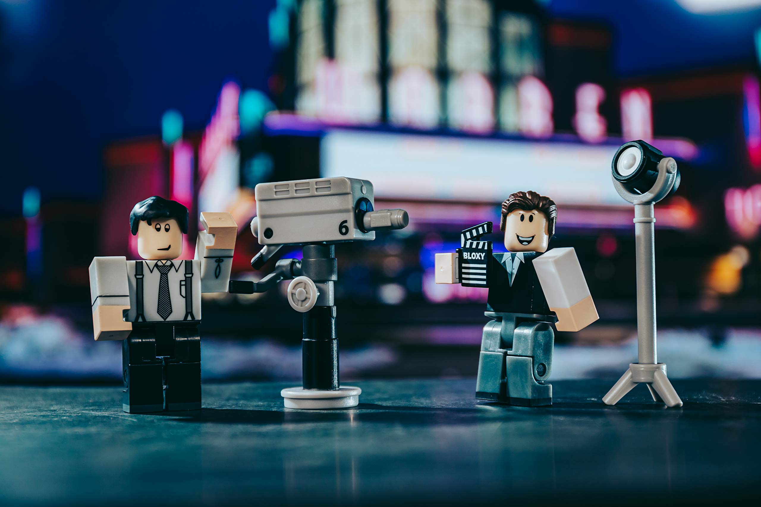 Roblox Celebrity Collection - Bloxy Awards: Film Crew Game-Pack [Includes Exclusive Virtual Item]