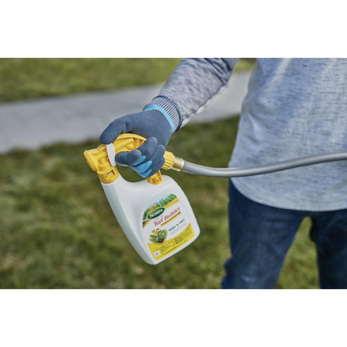 Scotts Liquid Turf Builder Lawn Fertilizer with Plus 2 Weed Control (Liquid Lawn Fertilizer plus Dandelion, Clover & Other Lawn Weed Killer) 32oz