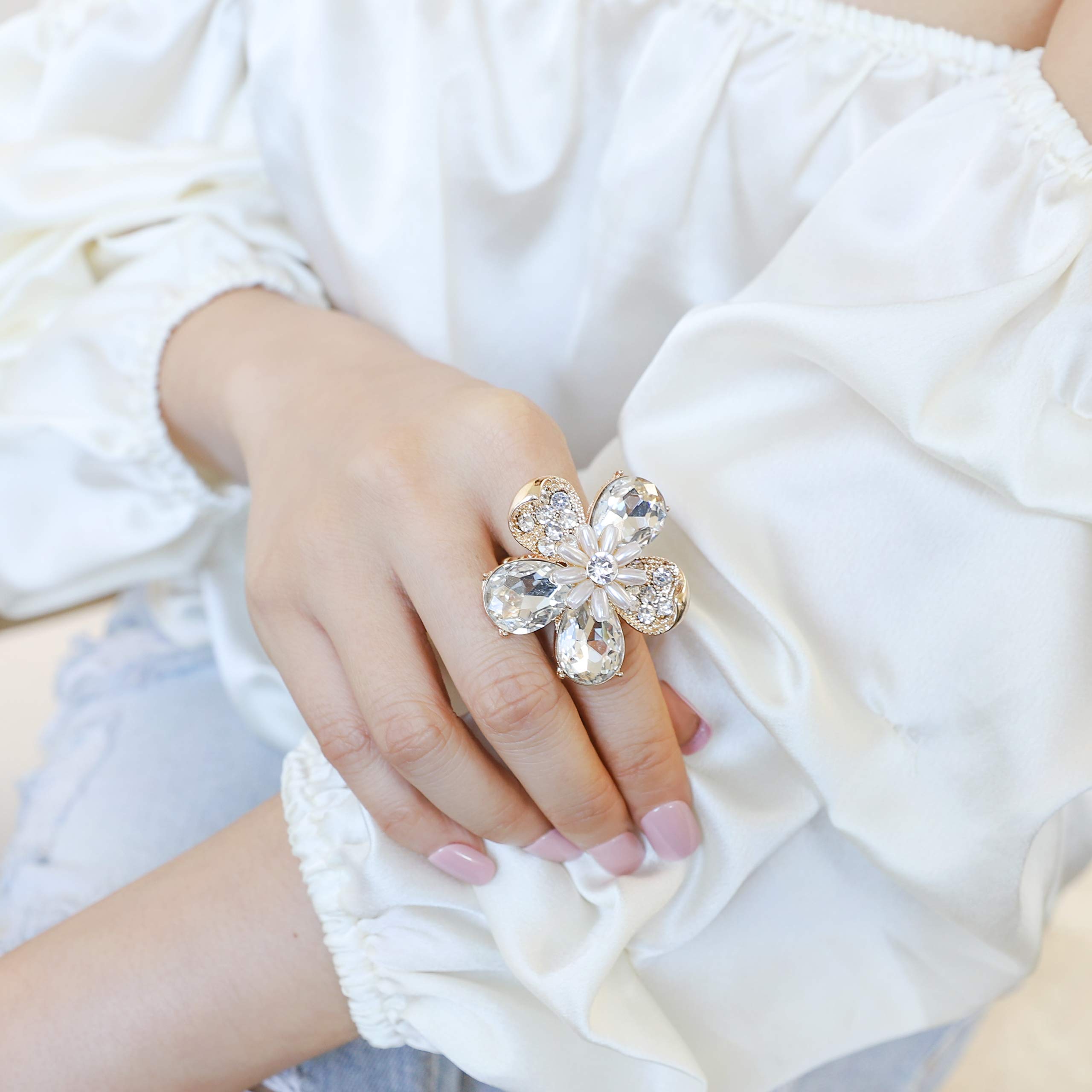 SP Sophia Collection Duchess Daisy Floral Bouquet Crystal Rhinestone Stretchable Fashion Gala Ring in Ginger Gold