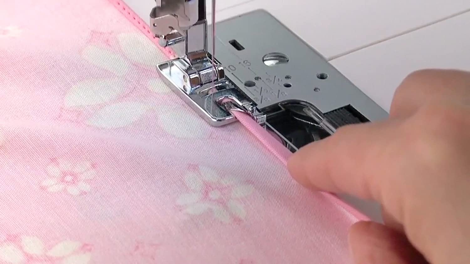 SINGER | Narrow Rolled Hem Foot for Low-Shank Sewing Machines, 1/8 Inch Hem, Light to Medium Weight Fabrics, Couch Over Narrow Cord - Sewing Made Easy