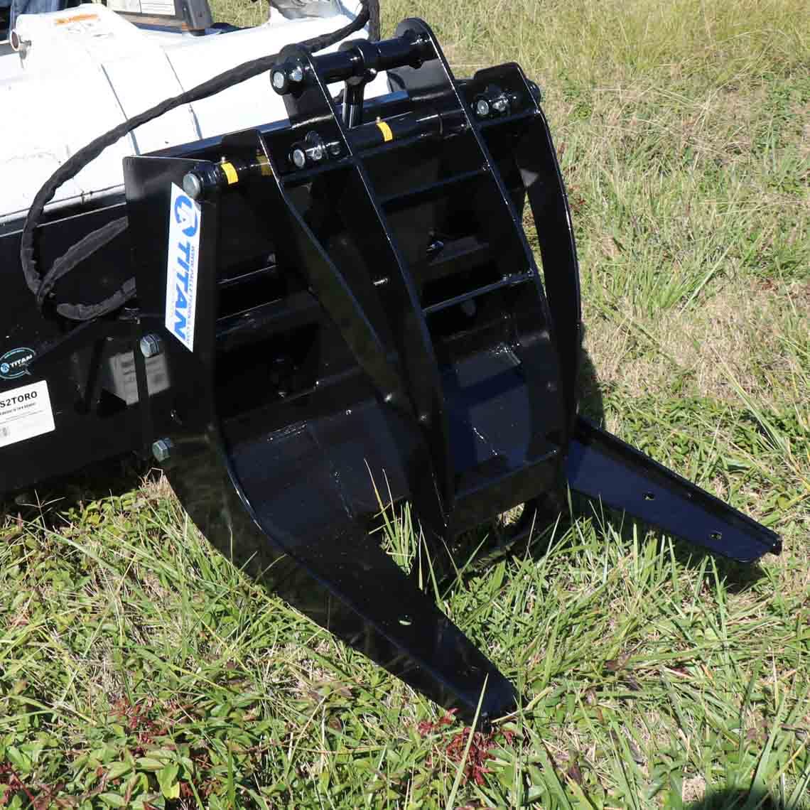 Titan 26†Hydraulic Log Grapple Attachment Compatible with Toro Dingo and Ditch Witch