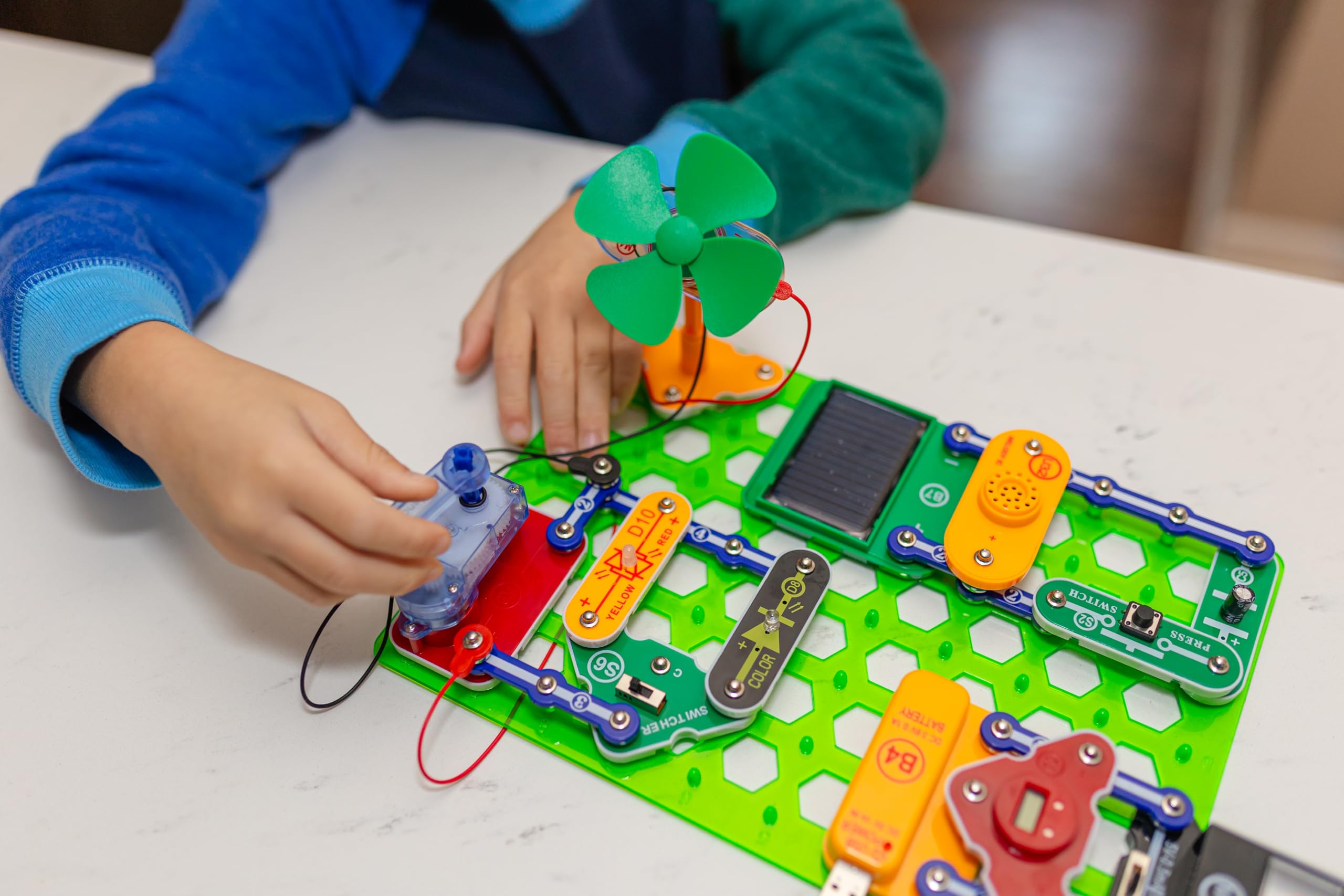 Snap Circuits Green Energy Electronics Exploration Kit | Over 125 Exciting STEM Projects | Full Color Project Manual | 45+ Snap Circuits Parts | STEM Educational Toys for Kids 8+