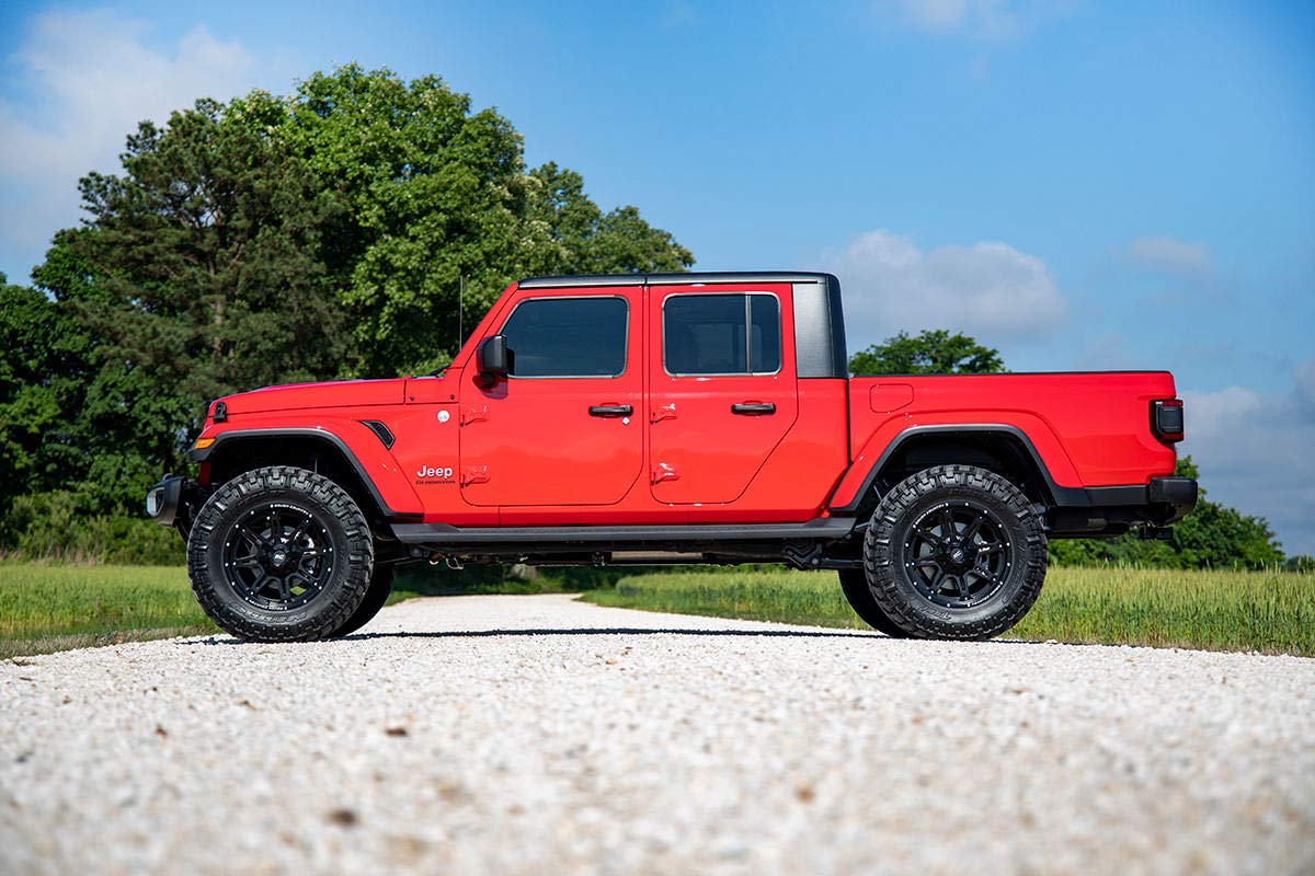 Rough Country 3.5" Lift Kit w/N3 Shocks for 20-24 Jeep Gladiator JT 4WD - 63730