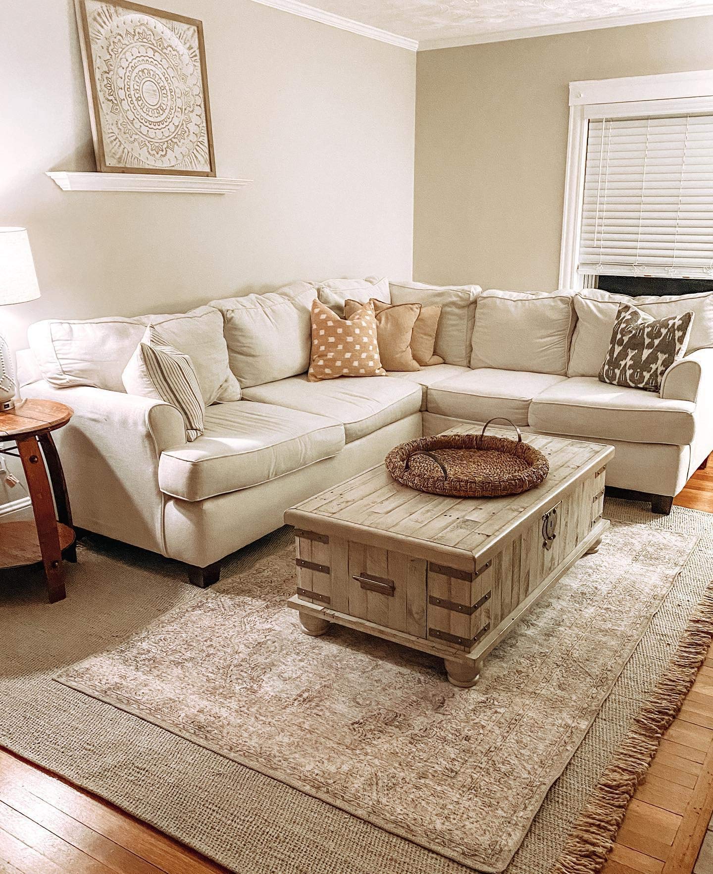 Signature Design by Ashley Carynhurst Lift Top Rustic Farmhouse Cocktail Table, Antique Off White